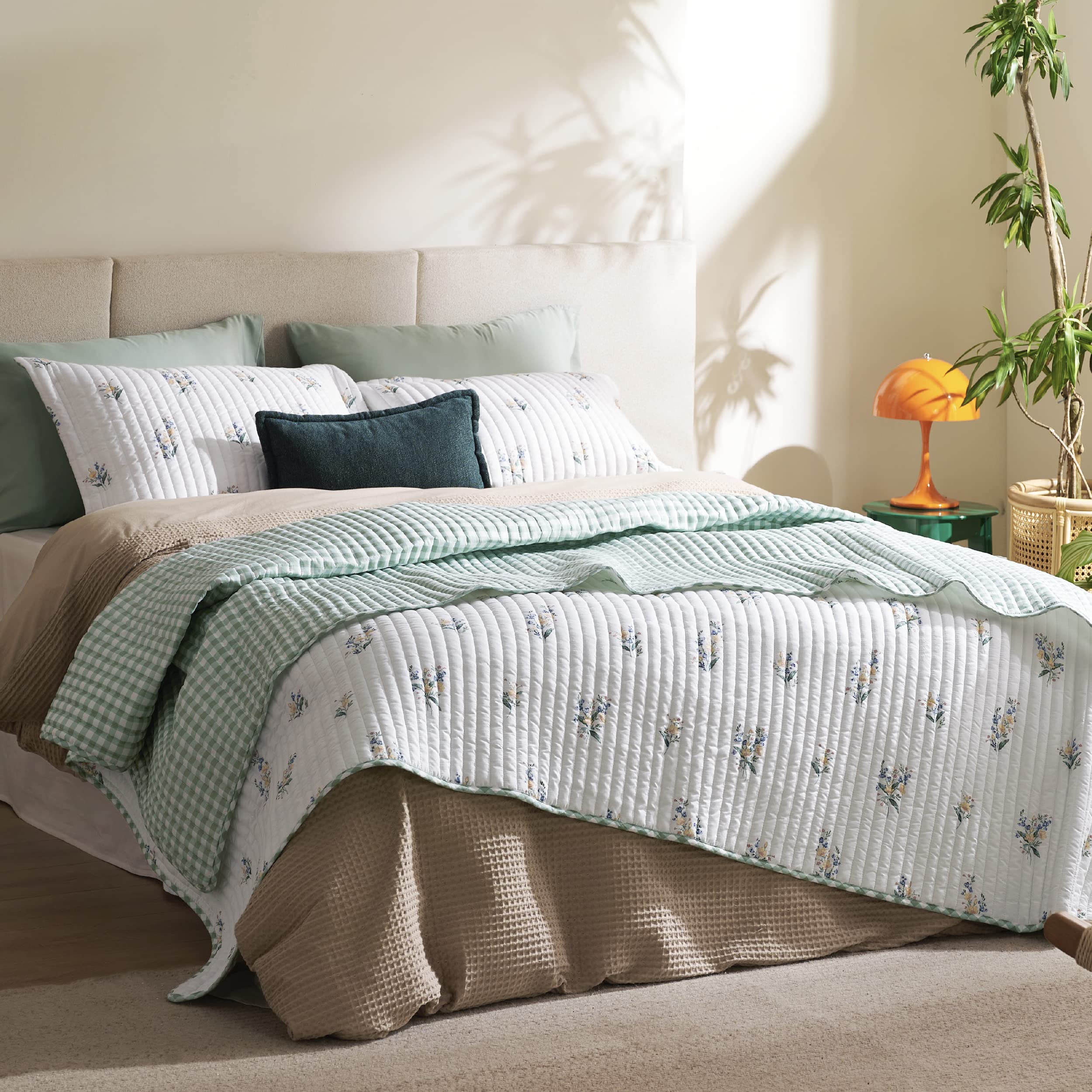 Bedsure Twin Quilt Set Dorm Bedding - Lightweight Floral Quilt Twin Extra Long, Green and White Plaid Botanical Bedspread, Reversible Microfiber Coverlet with 1 Pillow Sham for All Seasons (68"x86")