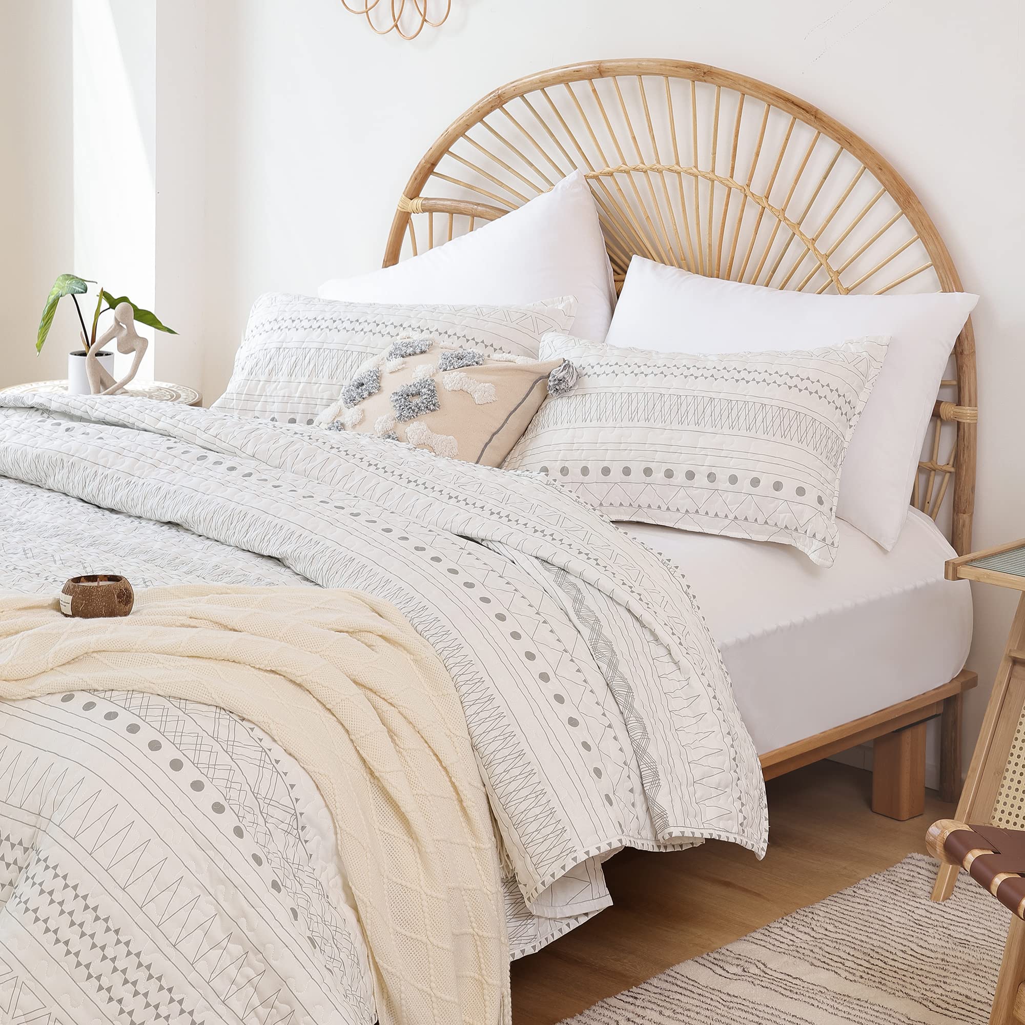 JANZAA Quilt Bedding Set Boho for All Season, 3 PCS Bedspreads Queen Size with Grey Geometry Pattern On White (Two Pillow Cases)