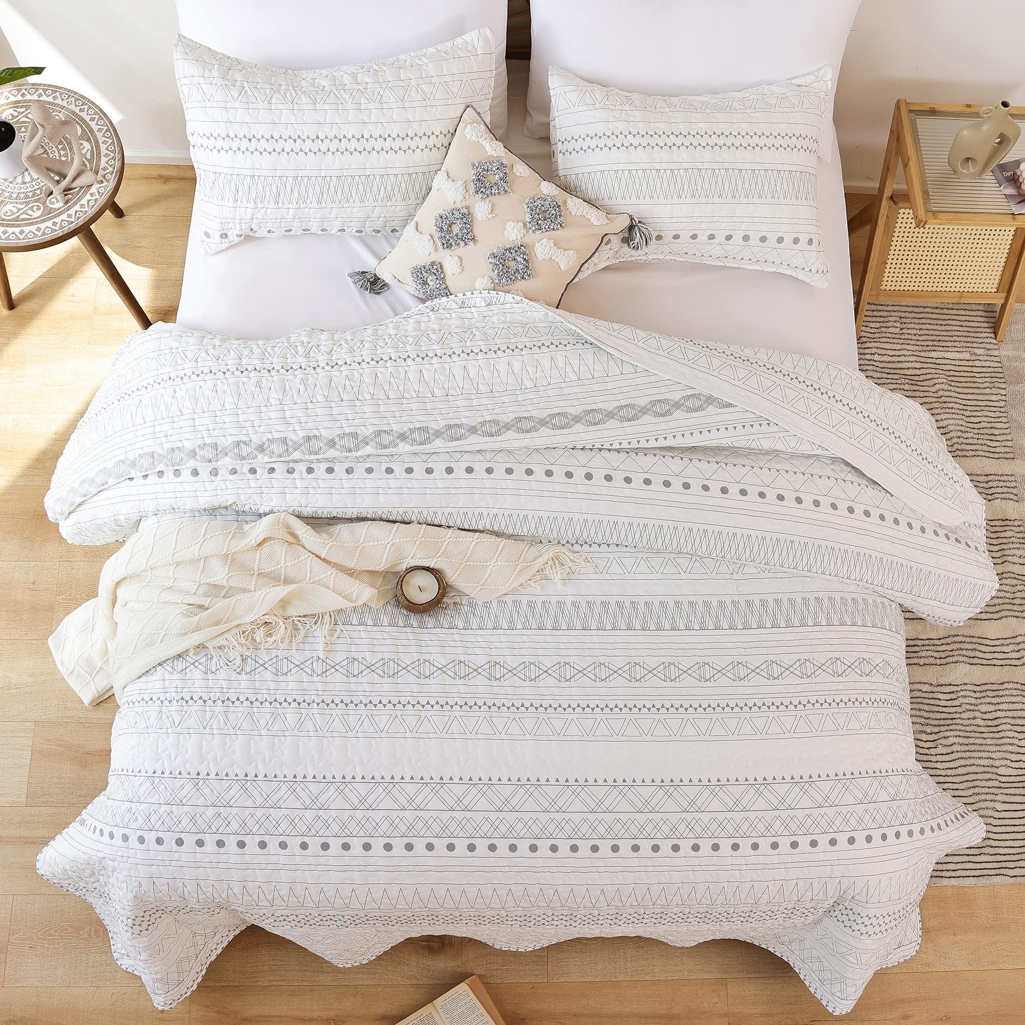 JANZAA Quilt Bedding Set Boho for All Season, 3 PCS Bedspreads Queen Size with Grey Geometry Pattern On White (Two Pillow Cases)