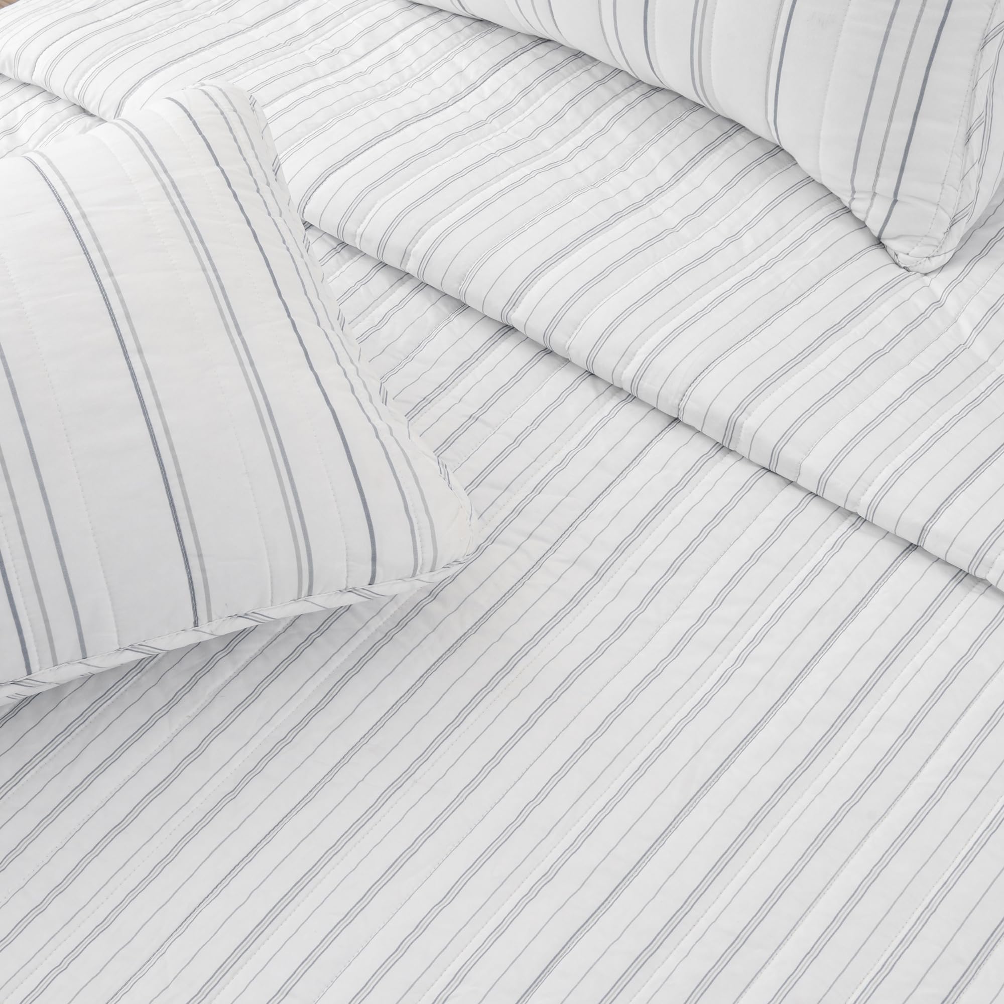 3-Piece Reversible Quilt Set with Shams. All-Season Bedspread with Striped Pattern. Katelyn Collection (Full/Queen, Grey)