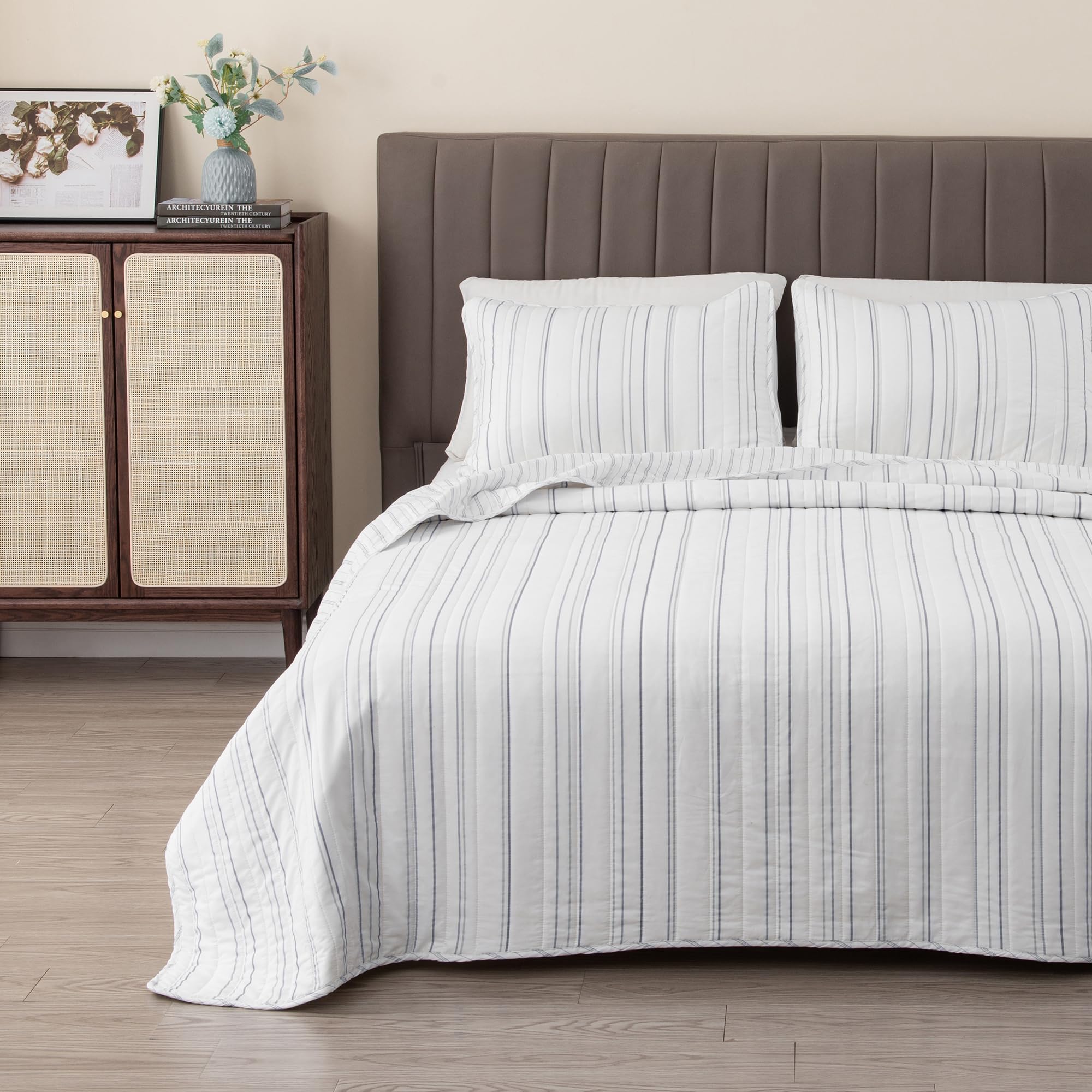 3-Piece Reversible Quilt Set with Shams. All-Season Bedspread with Striped Pattern. Katelyn Collection (Full/Queen, Grey)
