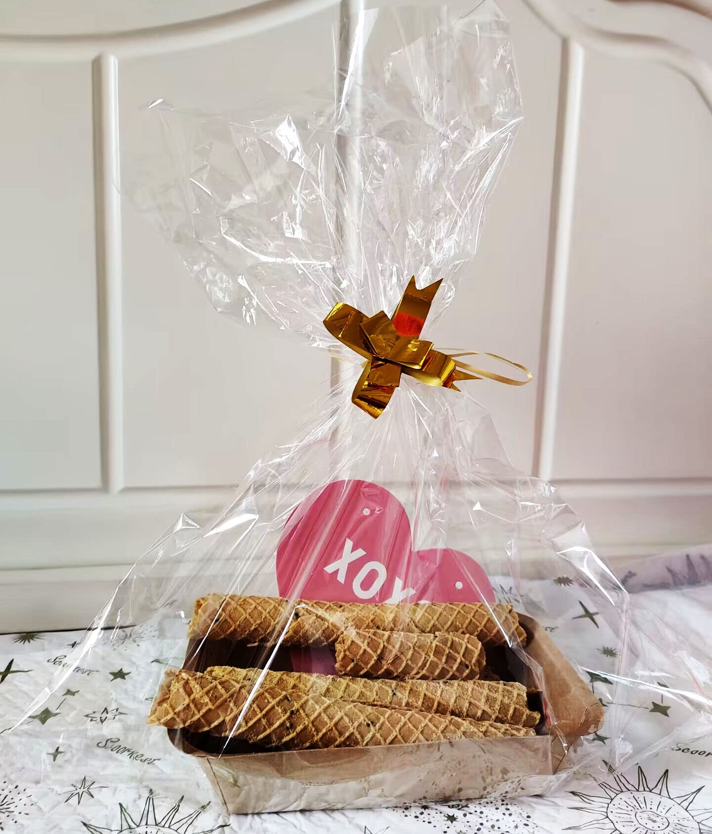 Valentine's Day Baskets For Gifts Empty, 12 PCS Sturdy Diy Kraft Market Tray Cardboard Basket To Fill Bulk with 12 clear plastic bags, 12 PCS gold bows for Valentine's Day,Easter, Birthday,Wedding