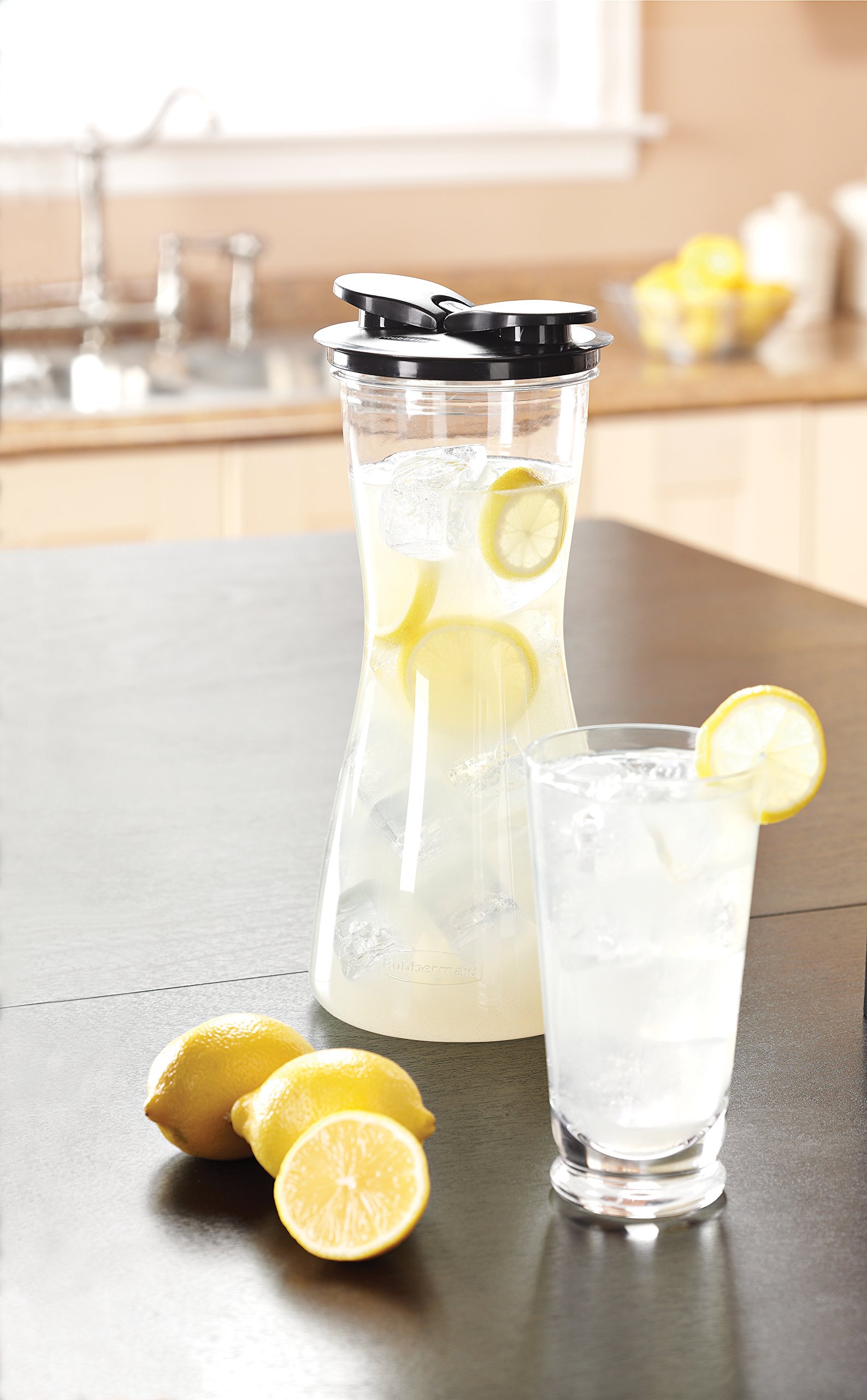 Rubbermaid Carafe with Leak-Proof Lid, 2-quart (1878491)