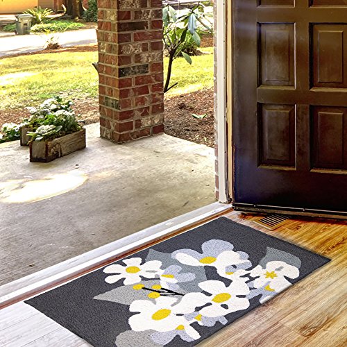 Jellybean Daisies On Pewter Garden Indoor/Outdoor Machine Washable 21" x 33" Accent Rug