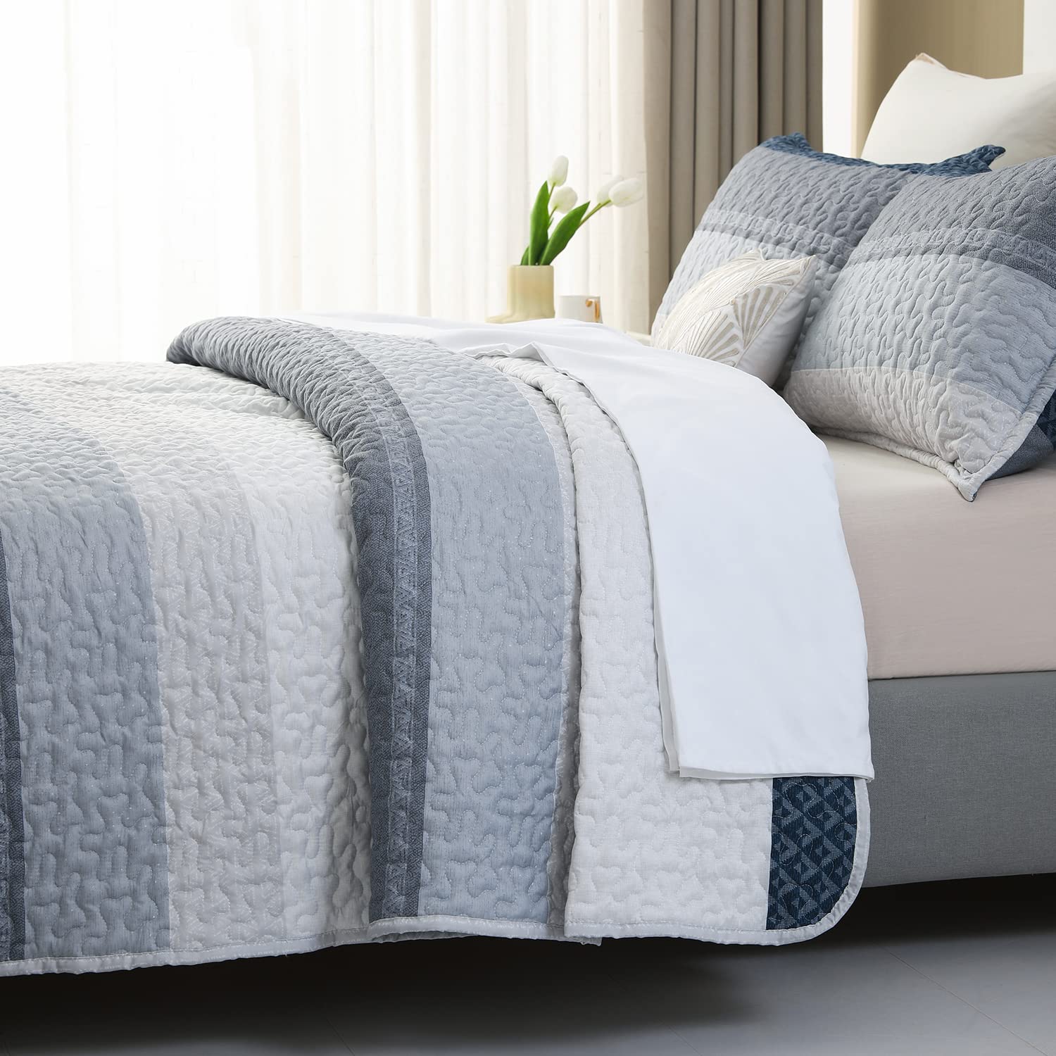 DURLENGEN Quilt Set California King Size 3Pcs, Blue & Navy Striped Patchwork Pattern All Season Lightweight Coverlet Sets(Cal King 112x104, Blue Patchwork)