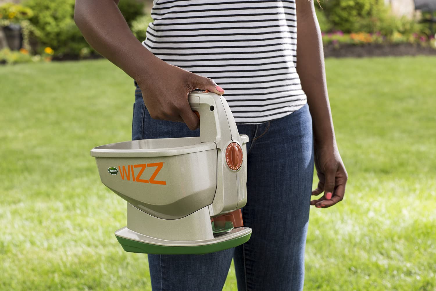 Scotts Wizz Spreader - Handheld Power Spreader, Use Year-Round, Covers Up to 2,500 sq. ft., Brown