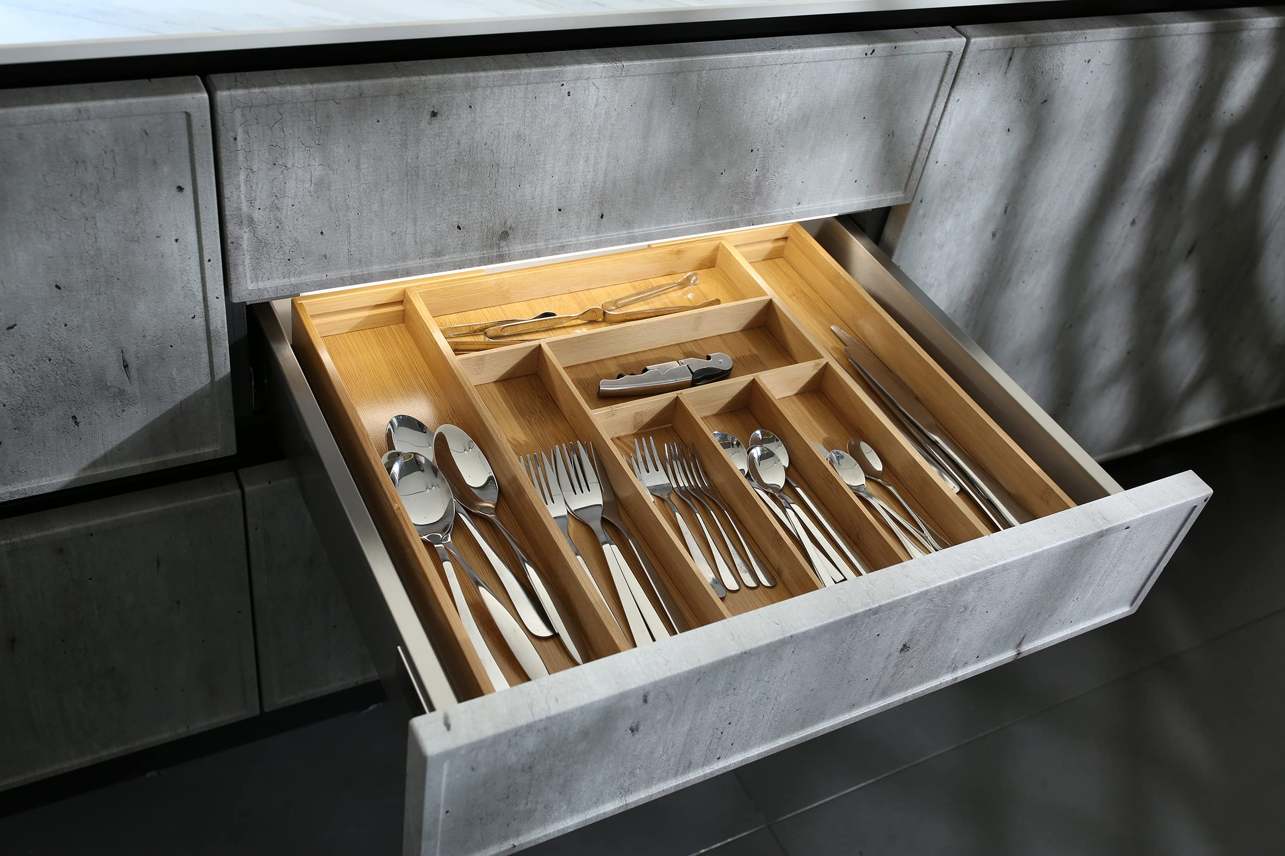 ZROOY Expandable Bamboo Kitchen Silverware Organizer Drawer for Utensils Holder and Cutlery, 8 Compartments for Drawer Tray with Grooved Drawer Dividers , Flatware and Kitchen Utensils (Natural)