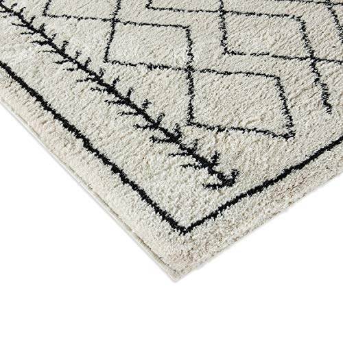 Merrick Lane 5' x 7' Ivory and Black Geometric Style Bohemian Shag Area Rug