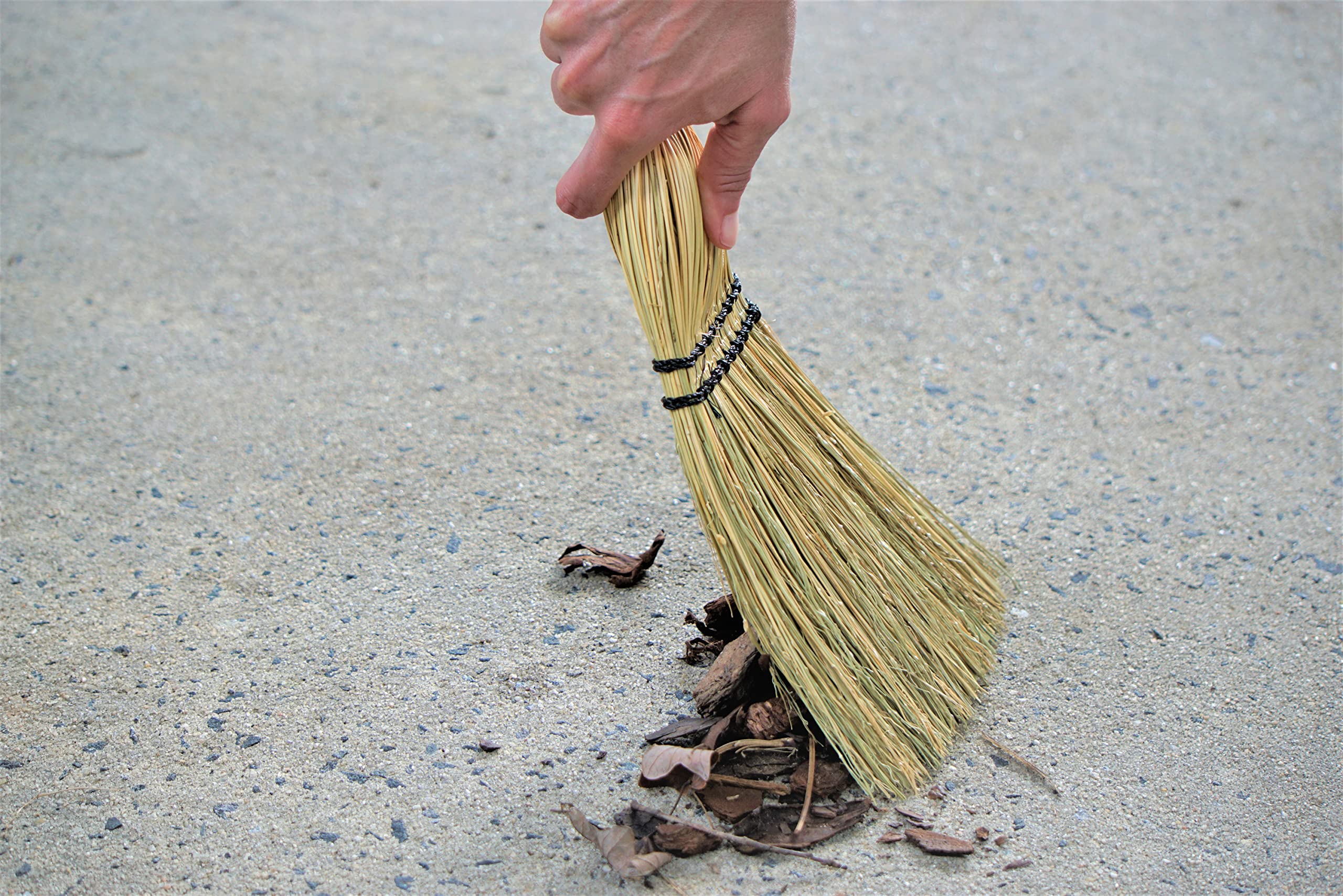 Rubbermaid Commercial 12 Inch Corn Whisk Broom, Yellow, Flagged Natural Bristles for Multi-Surface Sweeping, Remove Dirt and Debris from Porches, Floors Decks, Driveways, Sidewalks