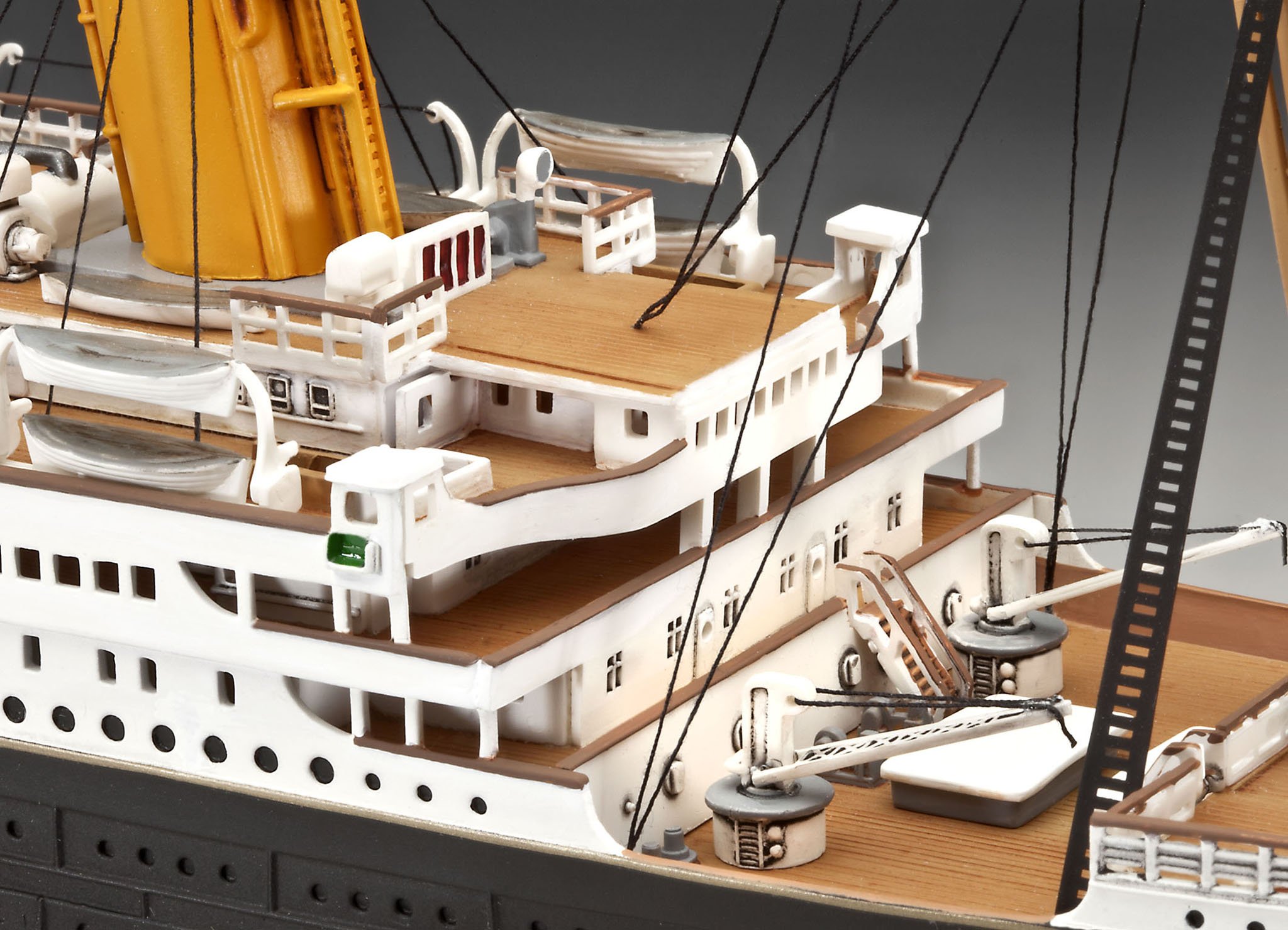 Revell 05715 1:400 RMS Titanic 100th Anniversary Edition Gift Set