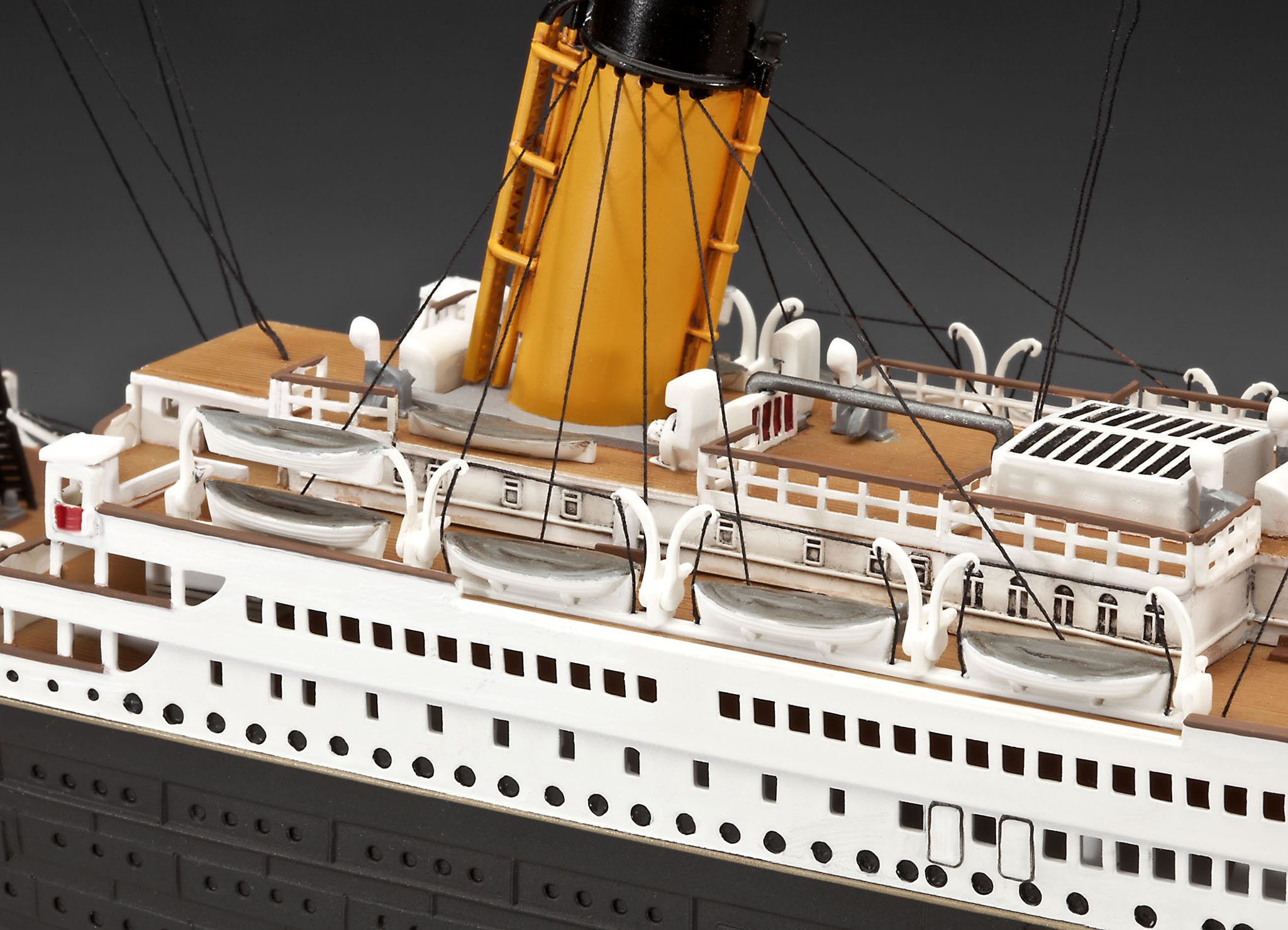Revell 05715 1:400 RMS Titanic 100th Anniversary Edition Gift Set