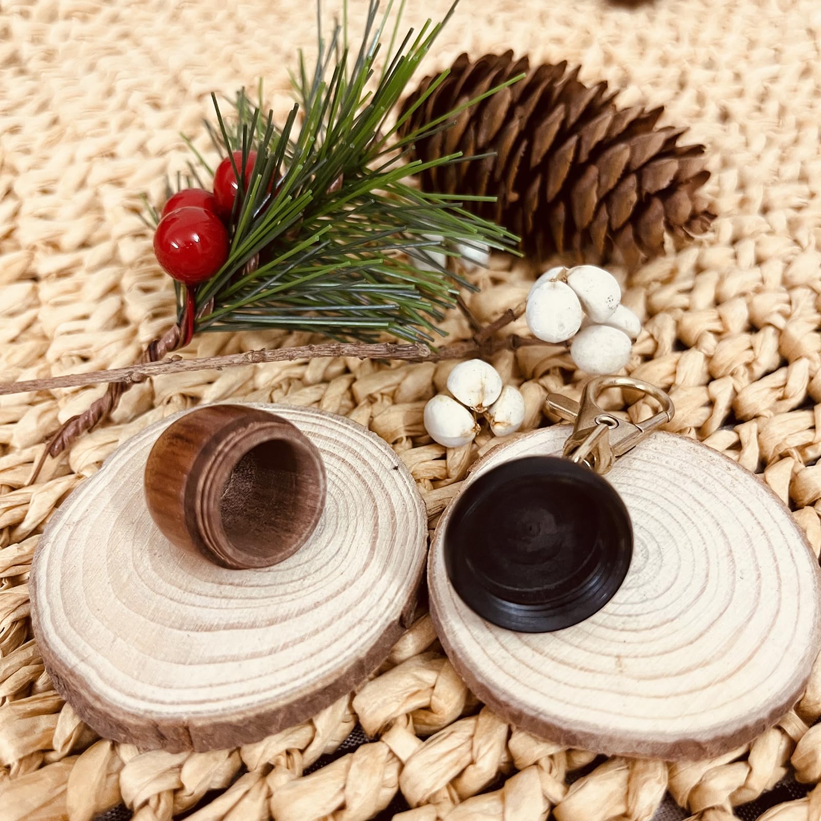 CGYGP Acorn Keychain, Wooden Acorn Canister,Fall acorn Locket Wood Acorn Nut Keepsake Pendant gift for men women