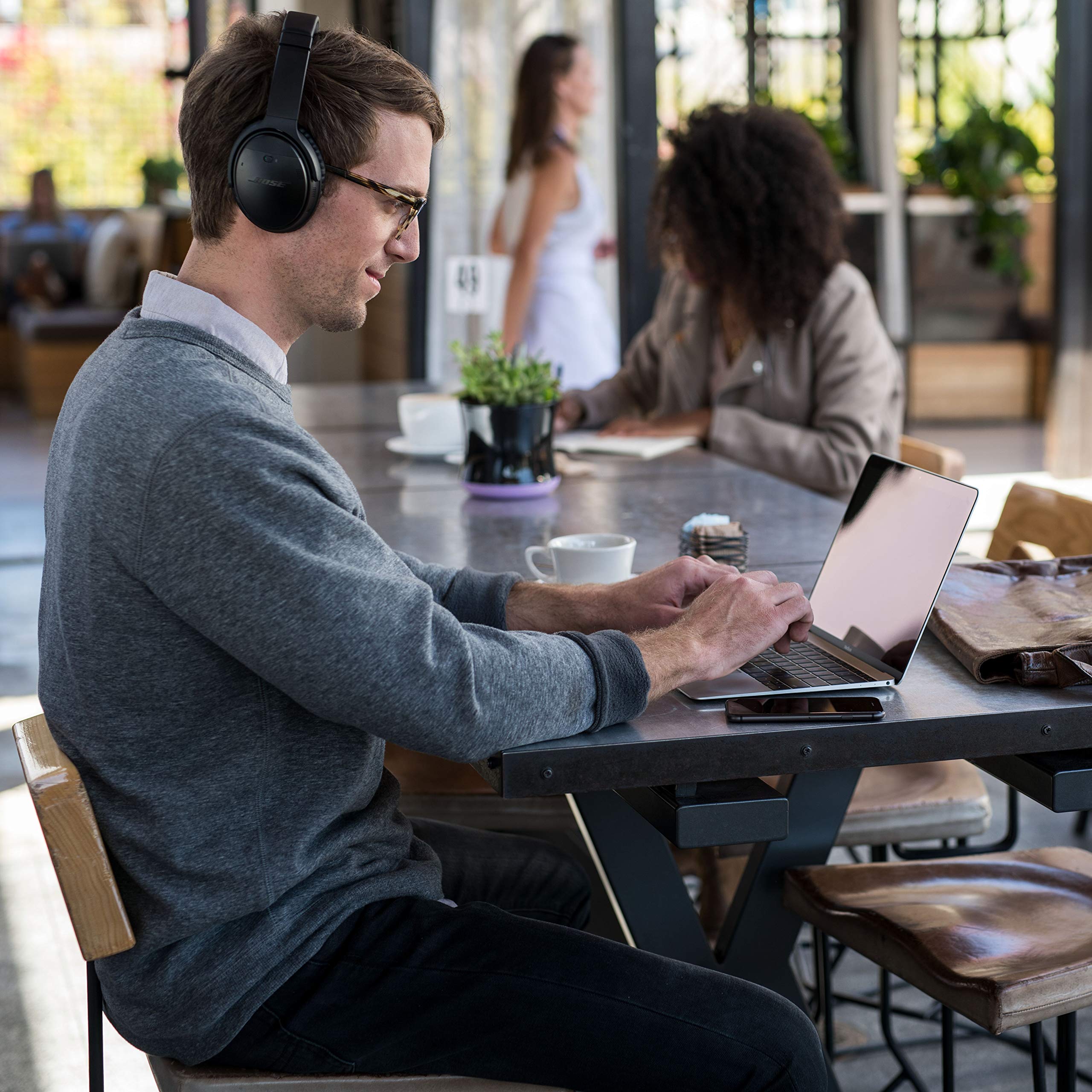 Bose QuietComfort 35 (Series II) Wireless Headphones, Noise Cancelling, Alexa Voice Control - Black - Worldwide Version (Renewed)