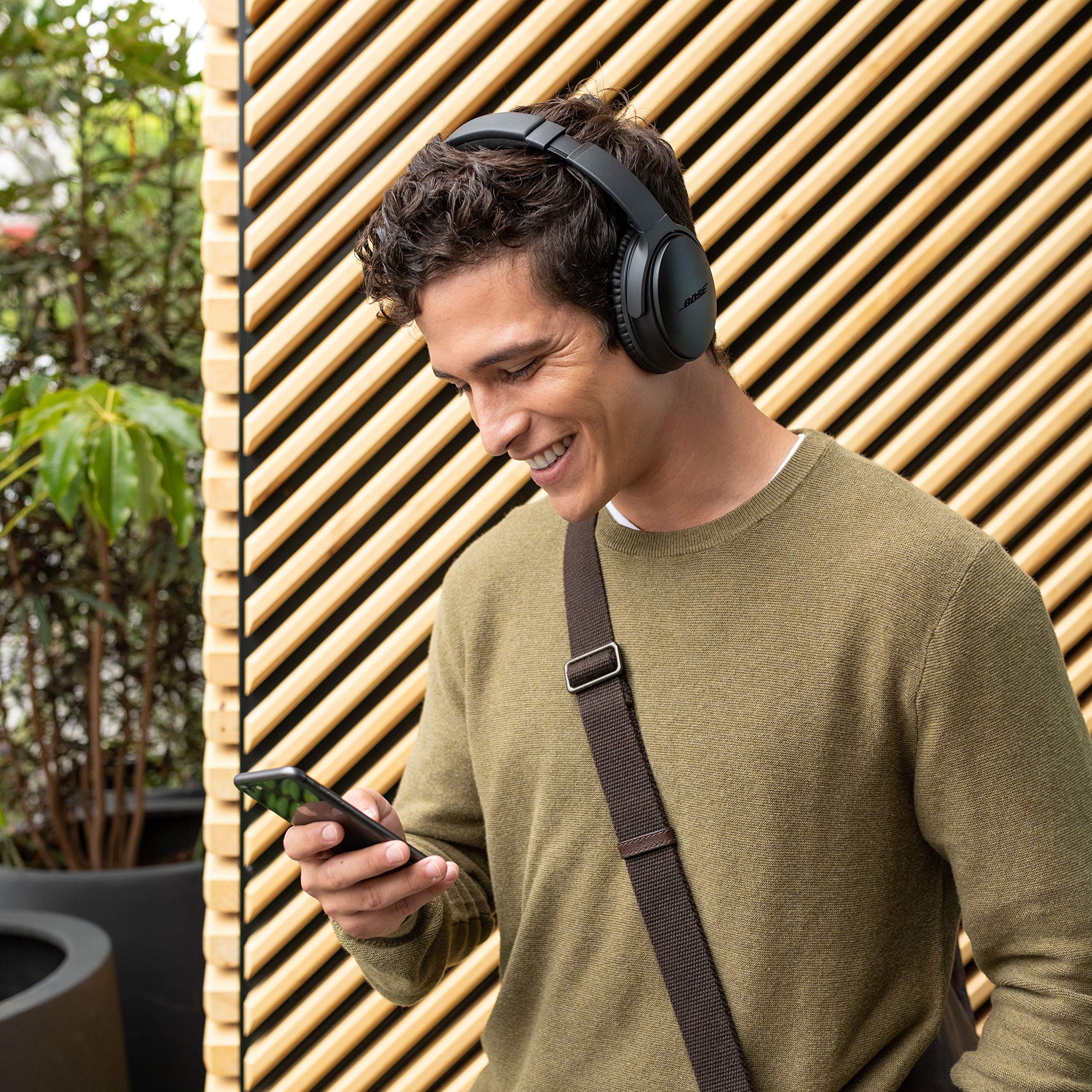 Bose QuietComfort 35 (Series II) Wireless Headphones, Noise Cancelling, Alexa Voice Control - Black - Worldwide Version (Renewed)