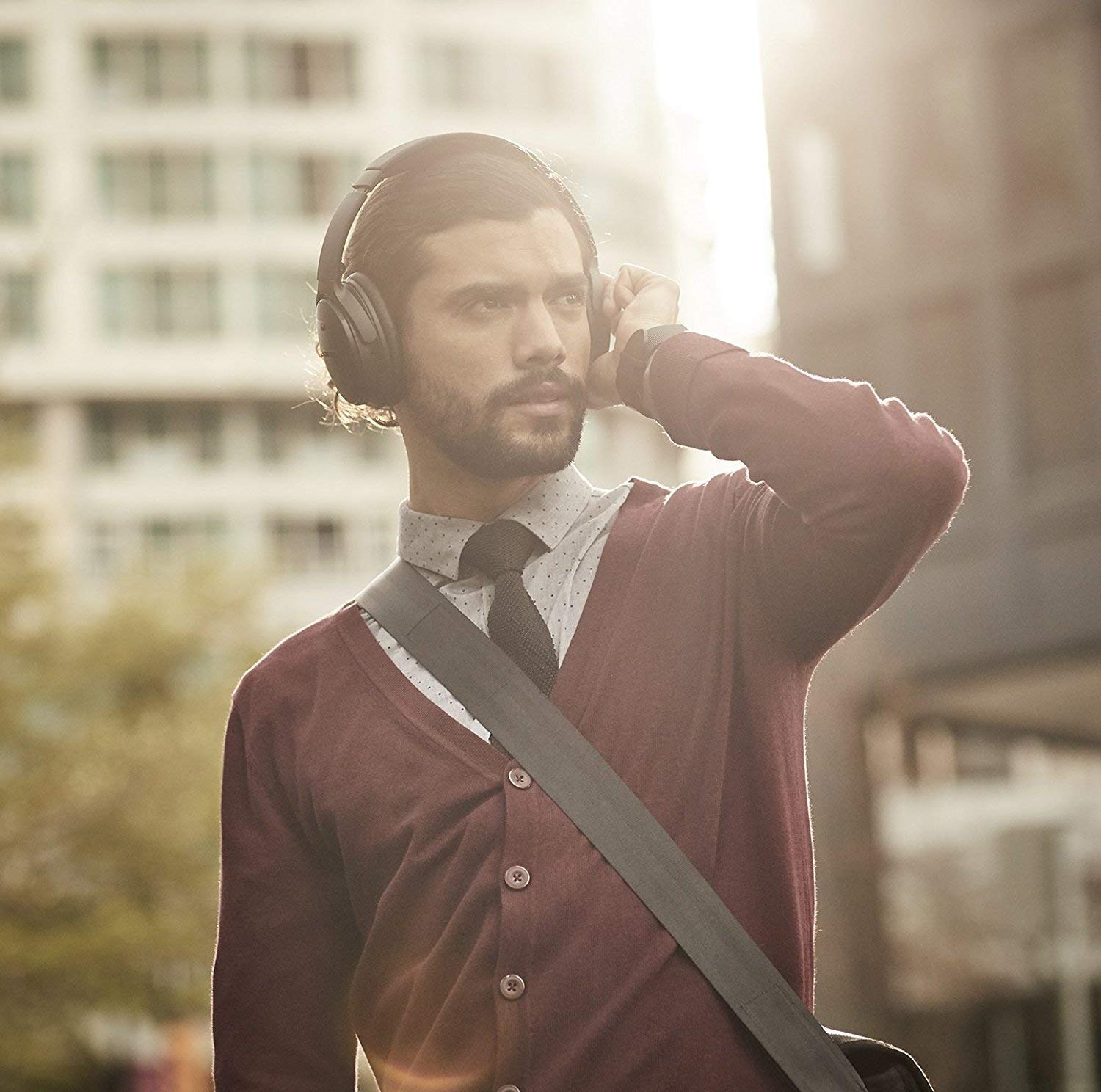 Bose QuietComfort 35 (Series II) Wireless Headphones, Noise Cancelling, Alexa Voice Control - Black - Worldwide Version (Renewed)