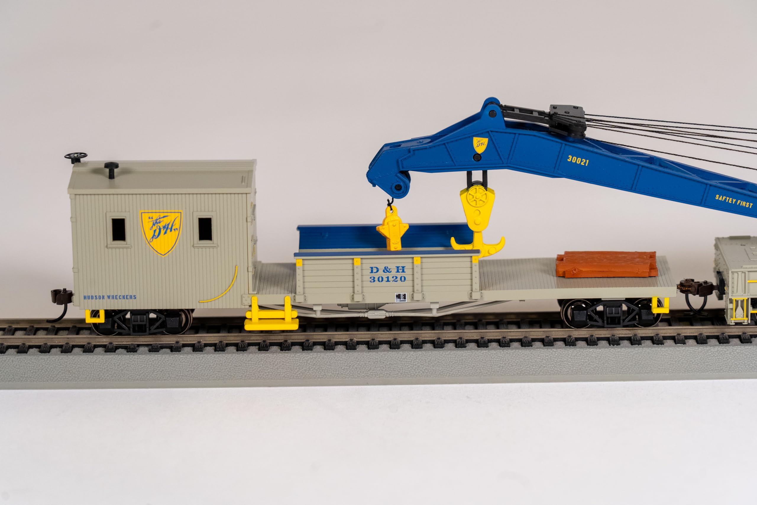 Bachmann Trains - 250-Ton Steam Crane & Boom Tender -Delaware & Hudson - HO Scale
