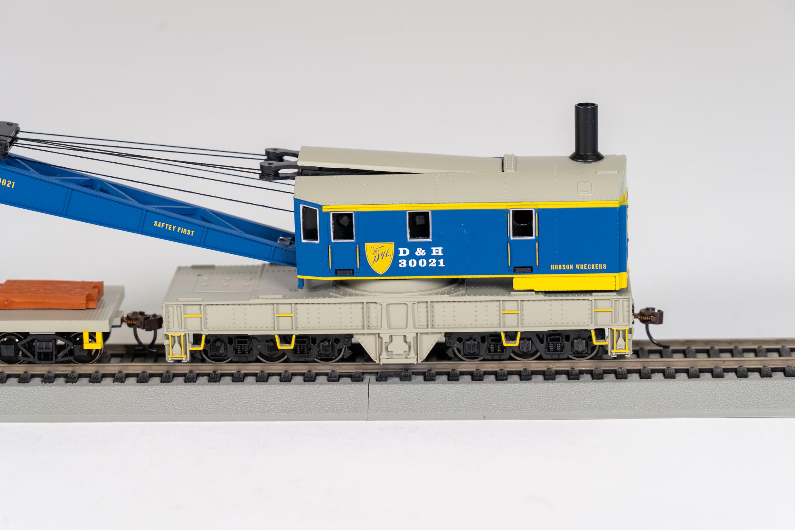 Bachmann Trains - 250-Ton Steam Crane & Boom Tender -Delaware & Hudson - HO Scale