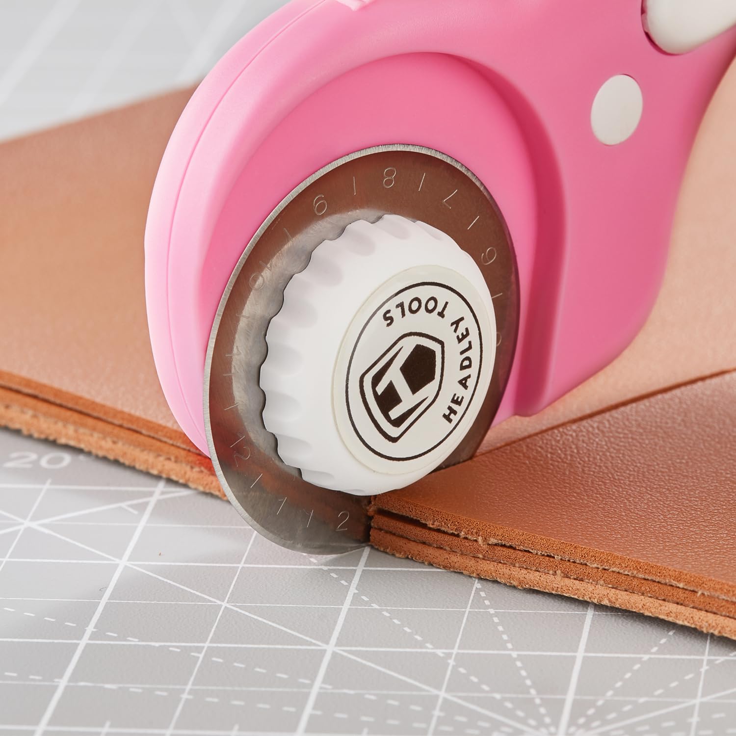 45mm Rotary Cutter with 5pcs Extra Blades, Ergonomic Handle Rolling Cutter with Safety Lock for Fabric, Leather, Crafting, Sewing, Quilting, Fabric Rotary Cutter Perfect for Left & Right Hand(Pink)