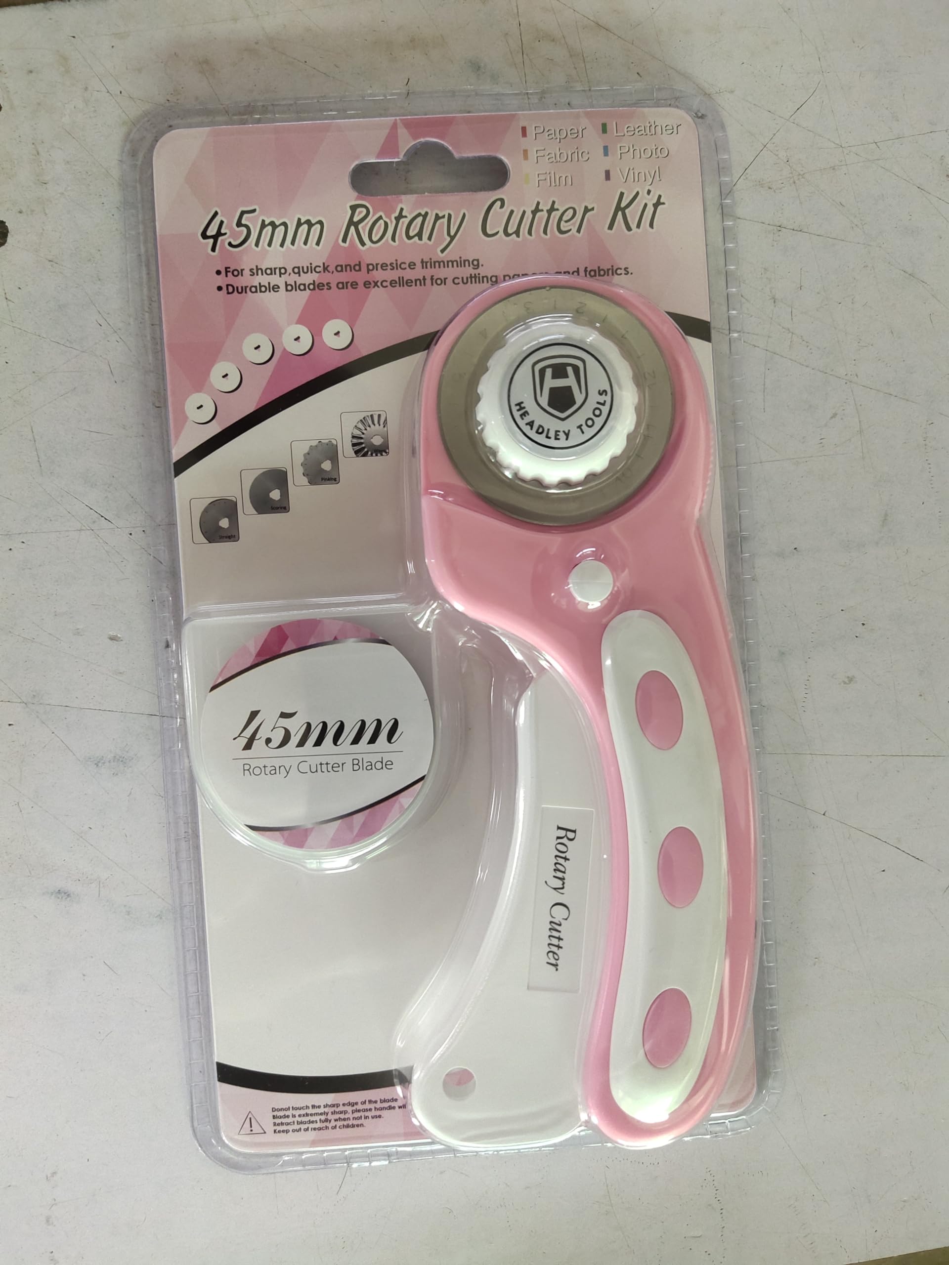 45mm Rotary Cutter with 5pcs Extra Blades, Ergonomic Handle Rolling Cutter with Safety Lock for Fabric, Leather, Crafting, Sewing, Quilting, Fabric Rotary Cutter Perfect for Left & Right Hand(Pink)