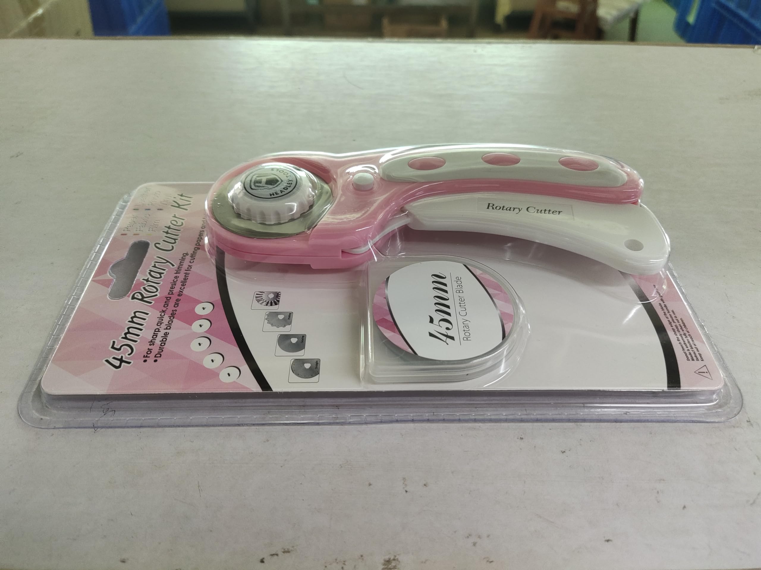 45mm Rotary Cutter with 5pcs Extra Blades, Ergonomic Handle Rolling Cutter with Safety Lock for Fabric, Leather, Crafting, Sewing, Quilting, Fabric Rotary Cutter Perfect for Left & Right Hand(Pink)