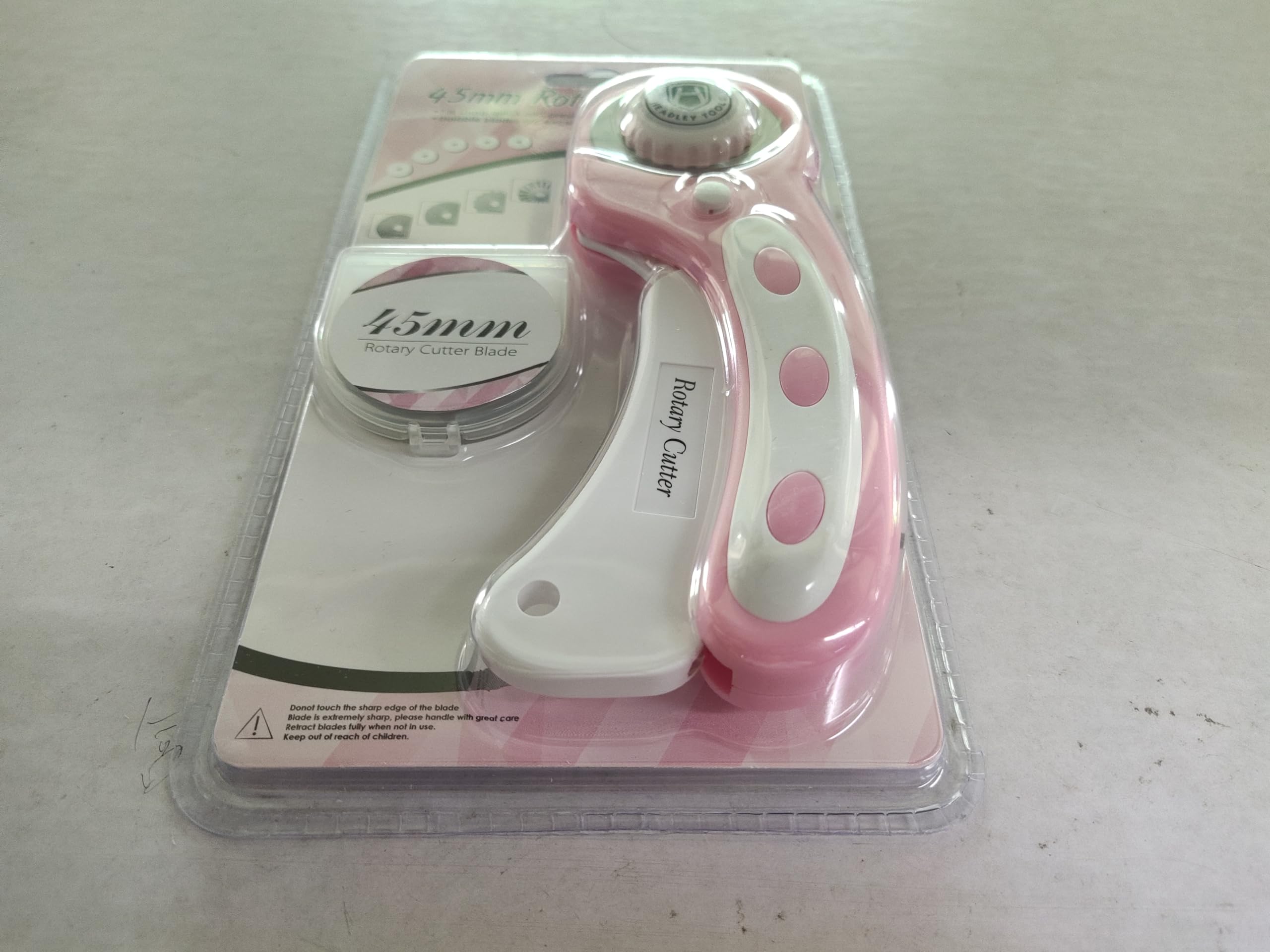 45mm Rotary Cutter with 5pcs Extra Blades, Ergonomic Handle Rolling Cutter with Safety Lock for Fabric, Leather, Crafting, Sewing, Quilting, Fabric Rotary Cutter Perfect for Left & Right Hand(Pink)