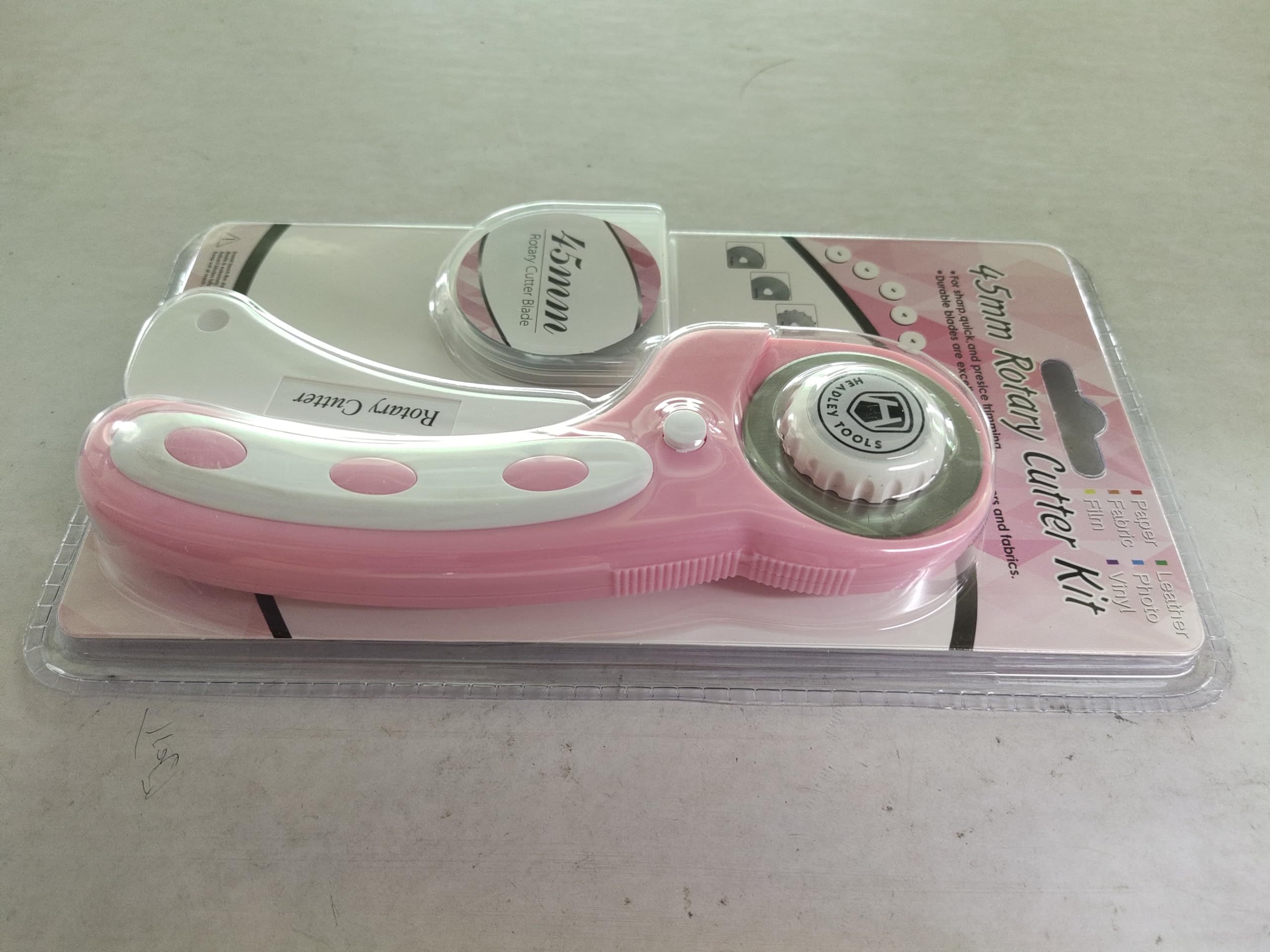 45mm Rotary Cutter with 5pcs Extra Blades, Ergonomic Handle Rolling Cutter with Safety Lock for Fabric, Leather, Crafting, Sewing, Quilting, Fabric Rotary Cutter Perfect for Left & Right Hand(Pink)