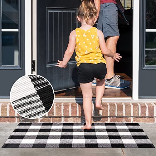 BEDELITE Buffalo Plaid Rug 27.5x43 Inches, Washable Hand Woven Braided Cotton Front Door Mat Indoor Outdoor, Farmhouse Checked Black and White Area Rug for Entryway, Living Room, Kitchen, Porch Decor
