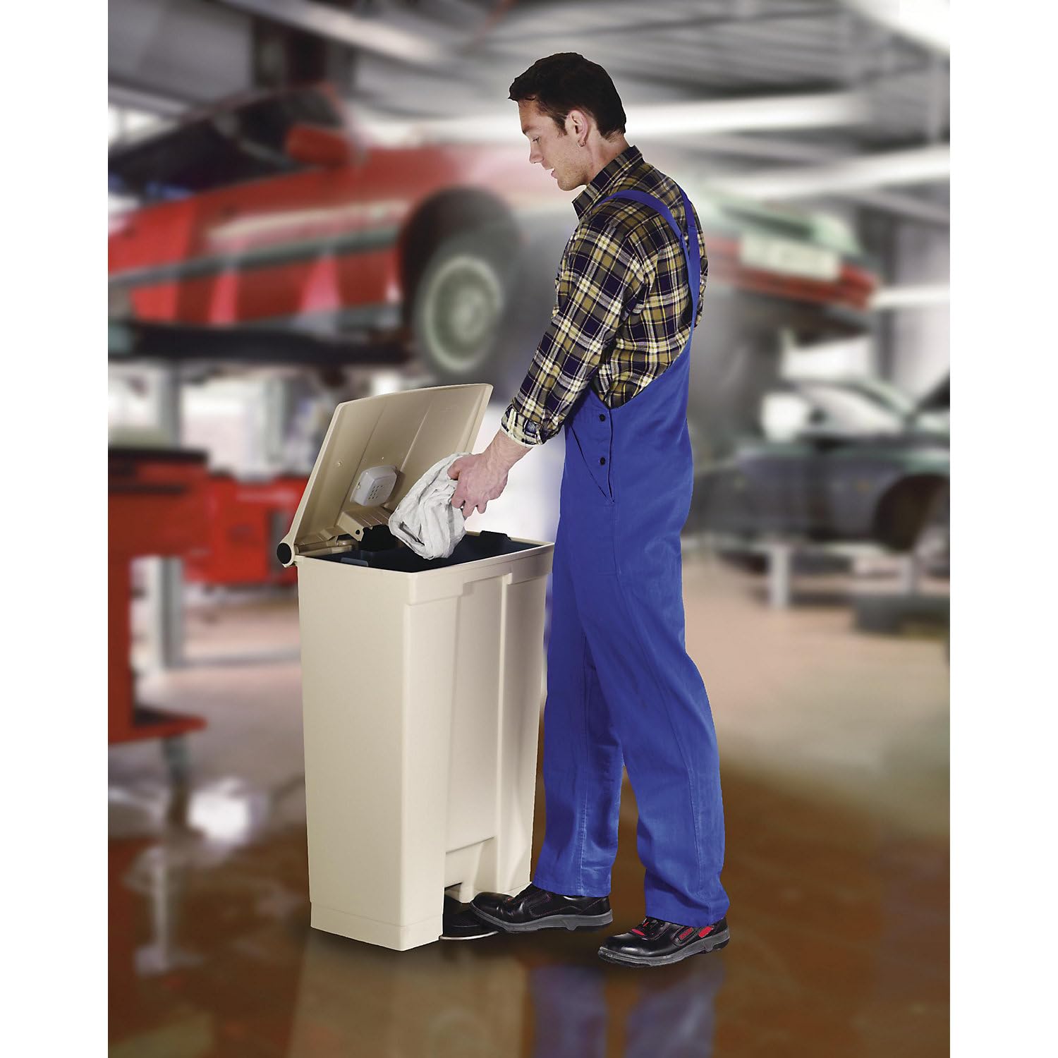 Rubbermaid Commercial Step Waste Container, 17.1" x 15.8" x 16.3", Beige