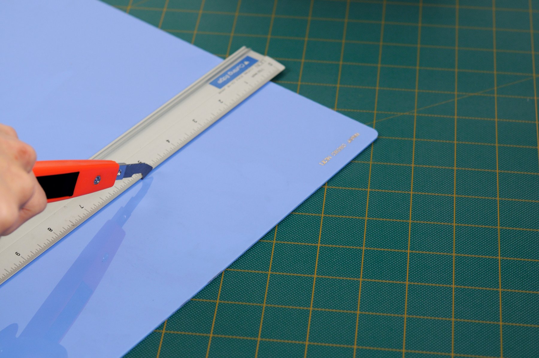 NT Cutter Multi-Use Plastic Cutter with Plastic Cutting Blade and Precision Knife Blade, 1 Cutter (M-500P)