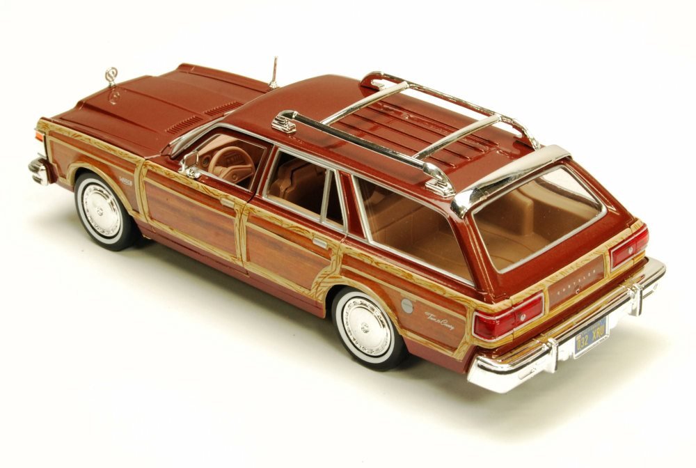1979 Chrysler Lebaron Town & Country Wagon, Red with Woodie Siding Motormax 73331 - 1/24 Scale Diecast Model Car