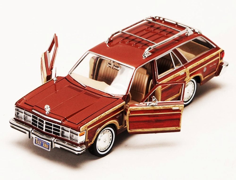1979 Chrysler Lebaron Town & Country Wagon, Red with Woodie Siding Motormax 73331 - 1/24 Scale Diecast Model Car