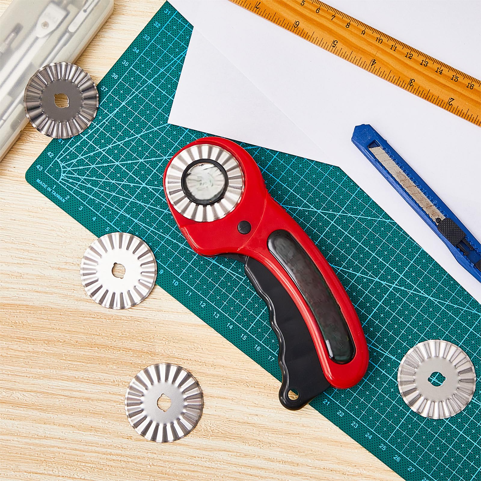 20 Pieces 45 mm Wave Rotary Blade Replacement Cutter Pinking Refill Blades Wavy Circular Edge Blade for Quilting Scrapbooking Sewing Cutting Paper Cloth Fabric Arts Crafts Tools