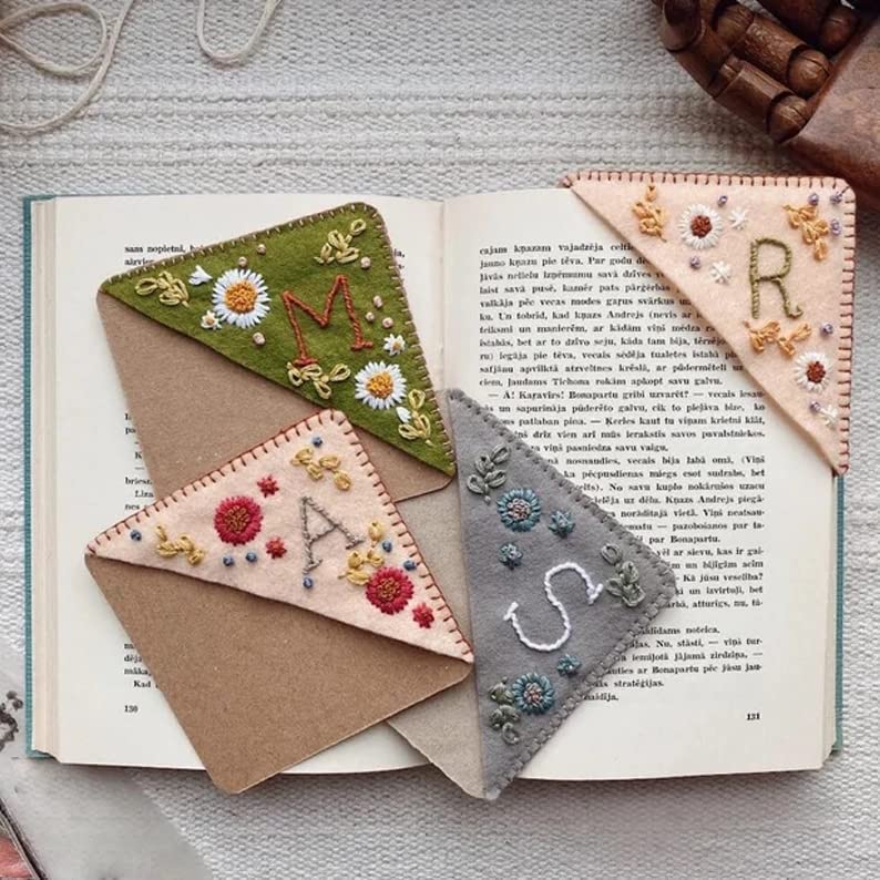 Personalized Hand Embroidered Corner Bookmark 26 Letters Felt Triangle Corner Page Bookmark Handmade Stitched Book Marker Cute Flower Bookmarks for Book Reading Lovers Meaningful Gift (M, Summer)