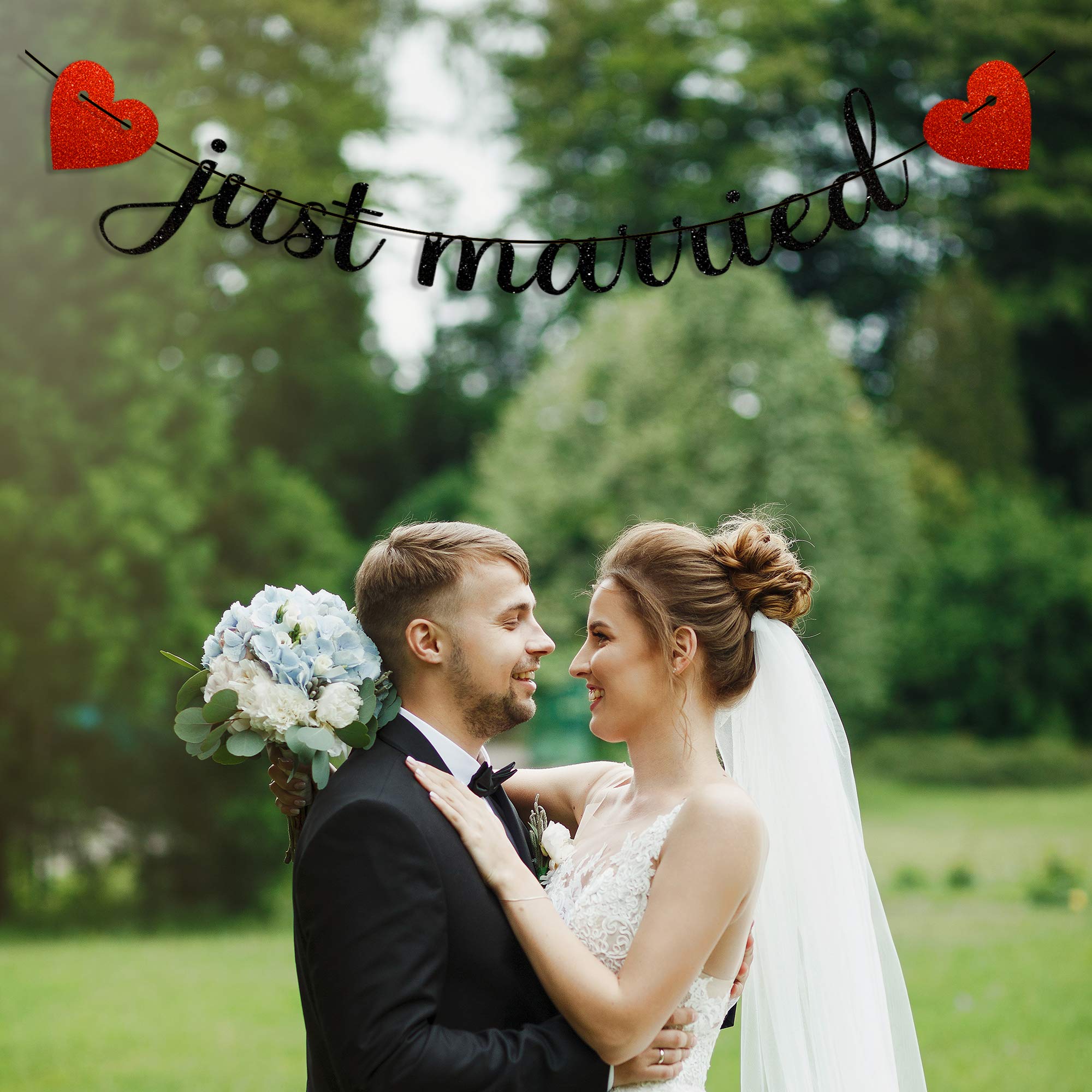 Ushinemi Black Just Married Banner Sign for Wedding Party Decoration Supplies, Bridal Shower with 2 Red Glitter Hearts