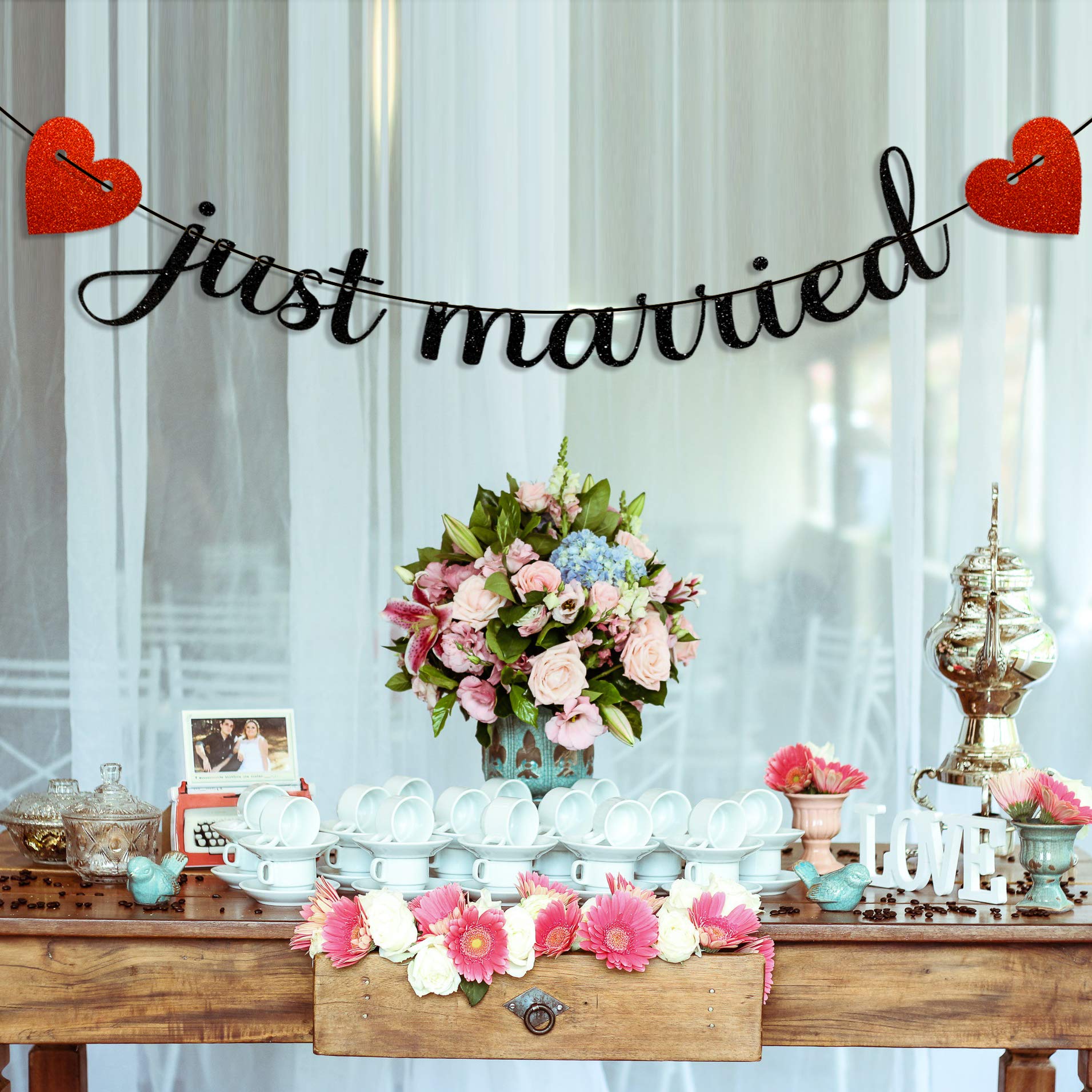 Ushinemi Black Just Married Banner Sign for Wedding Party Decoration Supplies, Bridal Shower with 2 Red Glitter Hearts