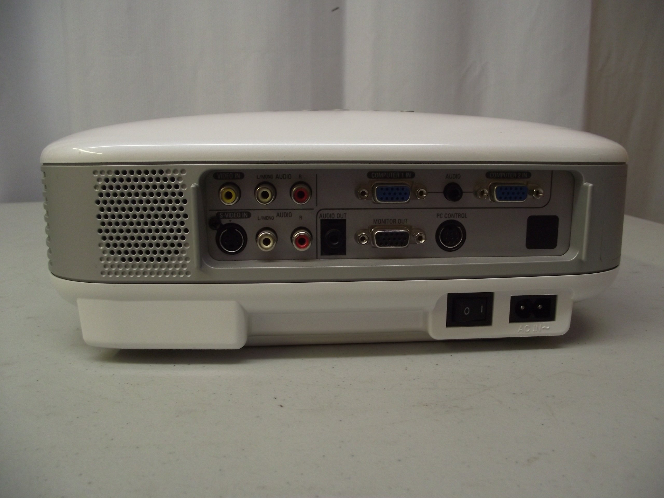 NEC VT470 Digital Video Projector 2000 ANSI Lumens