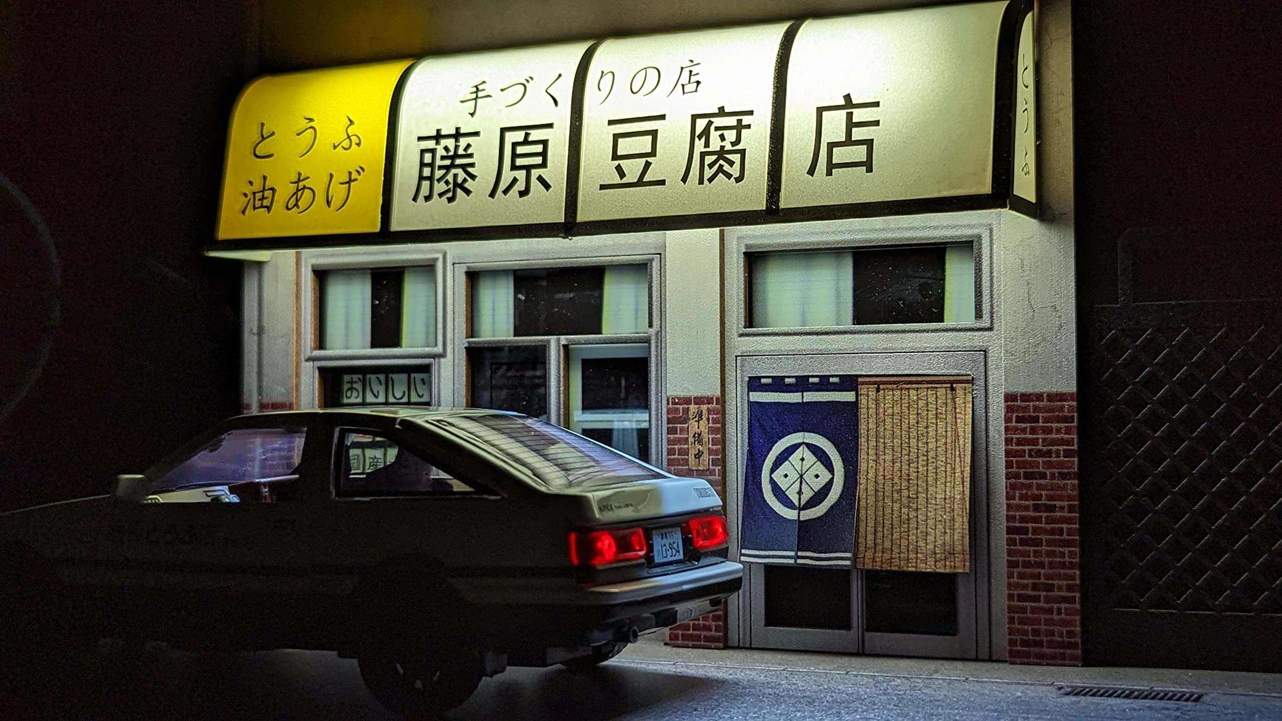 Lonyiabbi 1/32 Scale LED Fujiwara Toufu Store Scene Model Car Acrylic Display Case with AE86 Diecast Car Model JDM Car Model Display Box