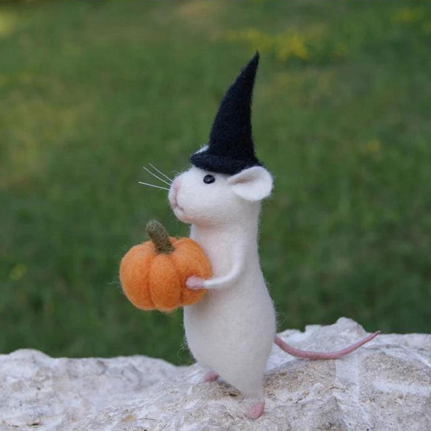DABATO Halloween Mouse with A Pumpkin, 2024 New Cute Handmade Wool Felt Christmas Mouse Ornament, Needle Felted Pumpkins Animals Decoration, Christmas Home Decoration Gifts (B)