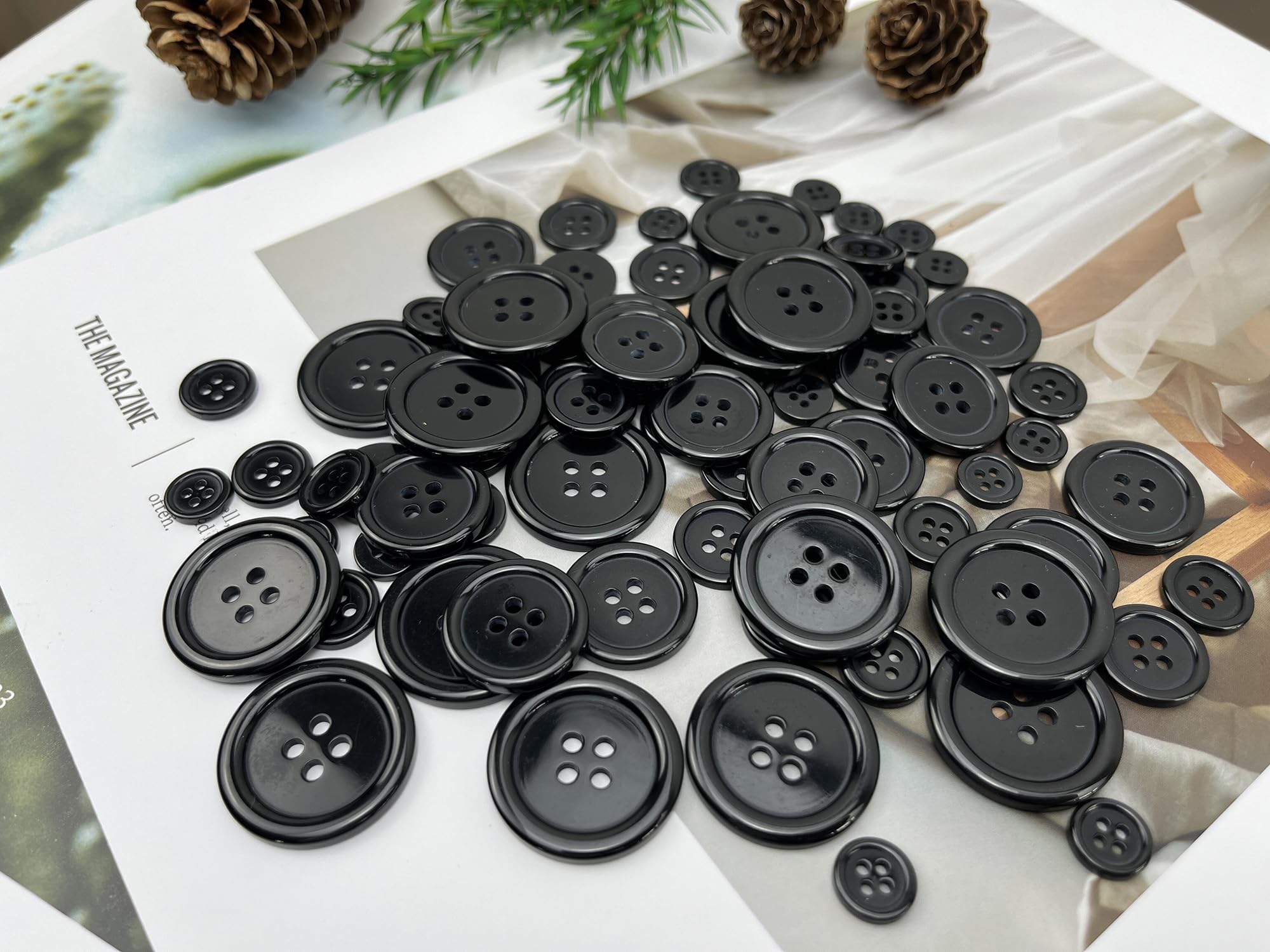 Wennuo 100Pcs Black Sewing Buttons,4-Hole Craft Buttons, 5 Sizes ,with Compartment Storage Box, Suitable for Sewing,Suit Coat Shirt Buttons,DIY Decoration (Black)