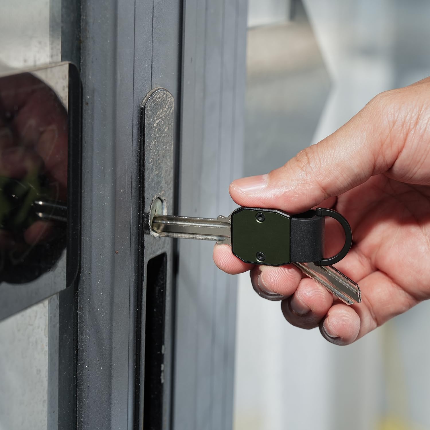 Compact Metallic Mini Key Organizer Keychain - Aluminum Key Holder, Key Case, Green.