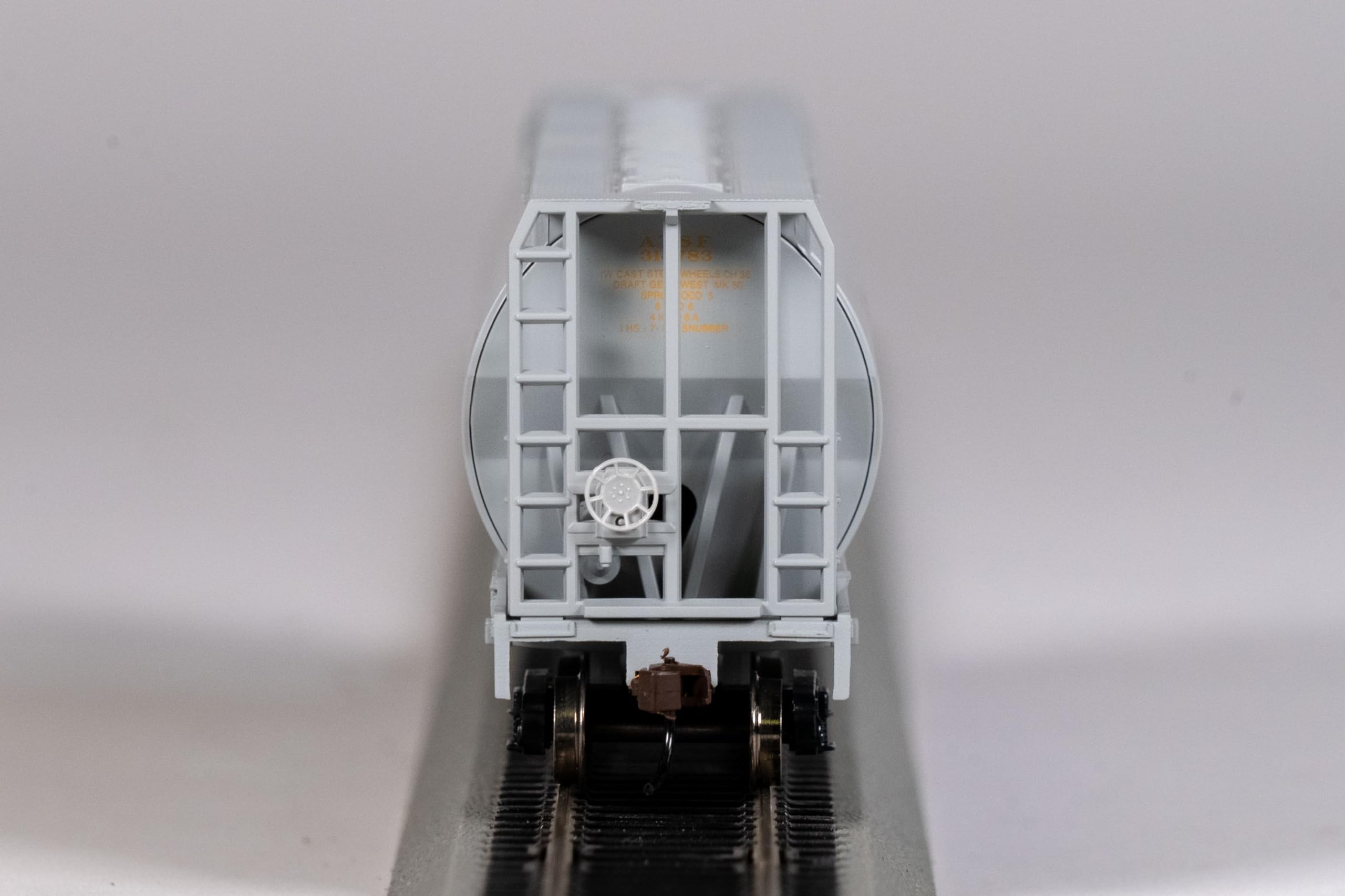 Bachmann Trains - Canadian 4 Bay Cylindrical Grain Hopper - Santa Fe - HO Scale