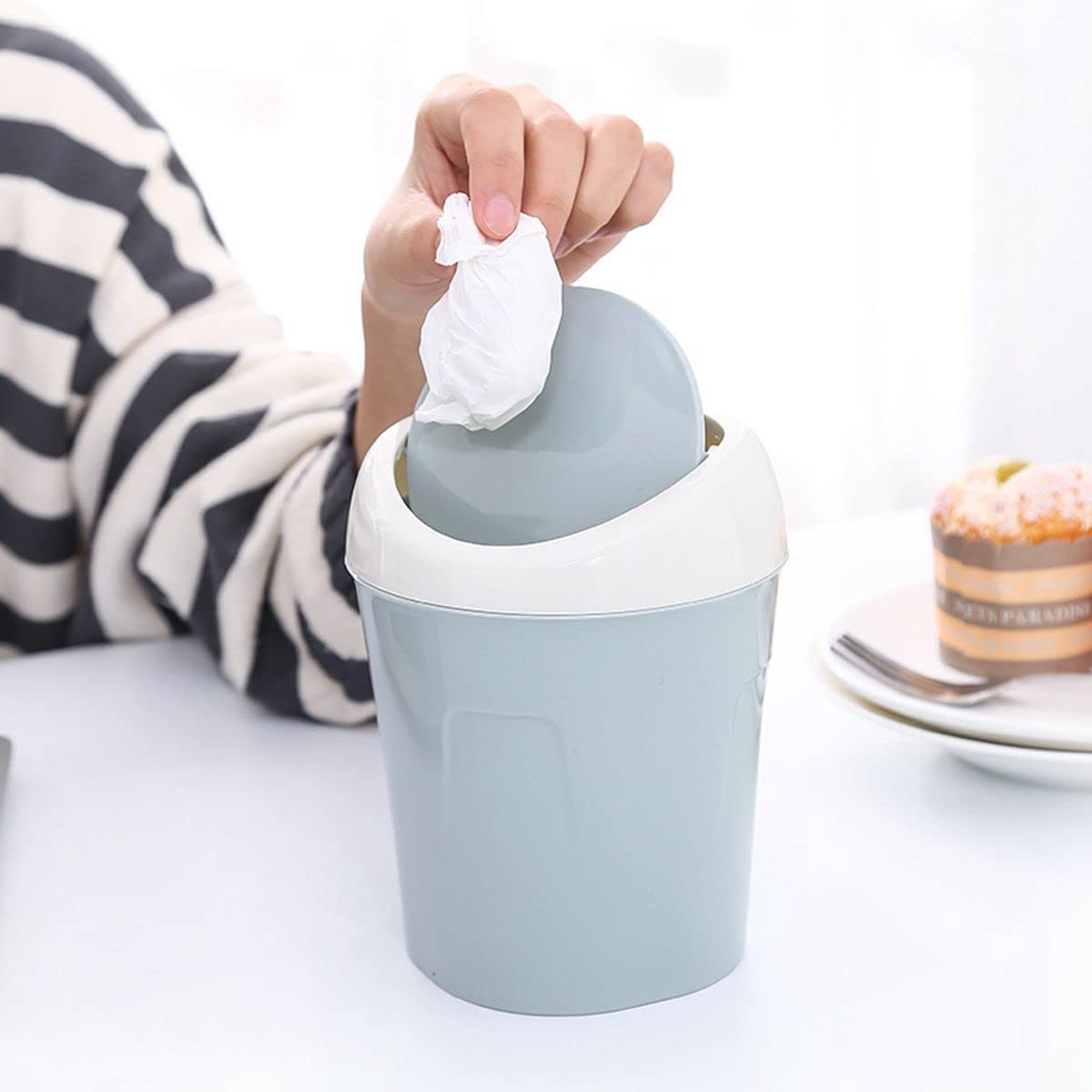 WUIUN Mini Countertop Trash Can, Swing-Top Plastic Small Waste Bin, Good for Bedroom, Office Desk(Green)