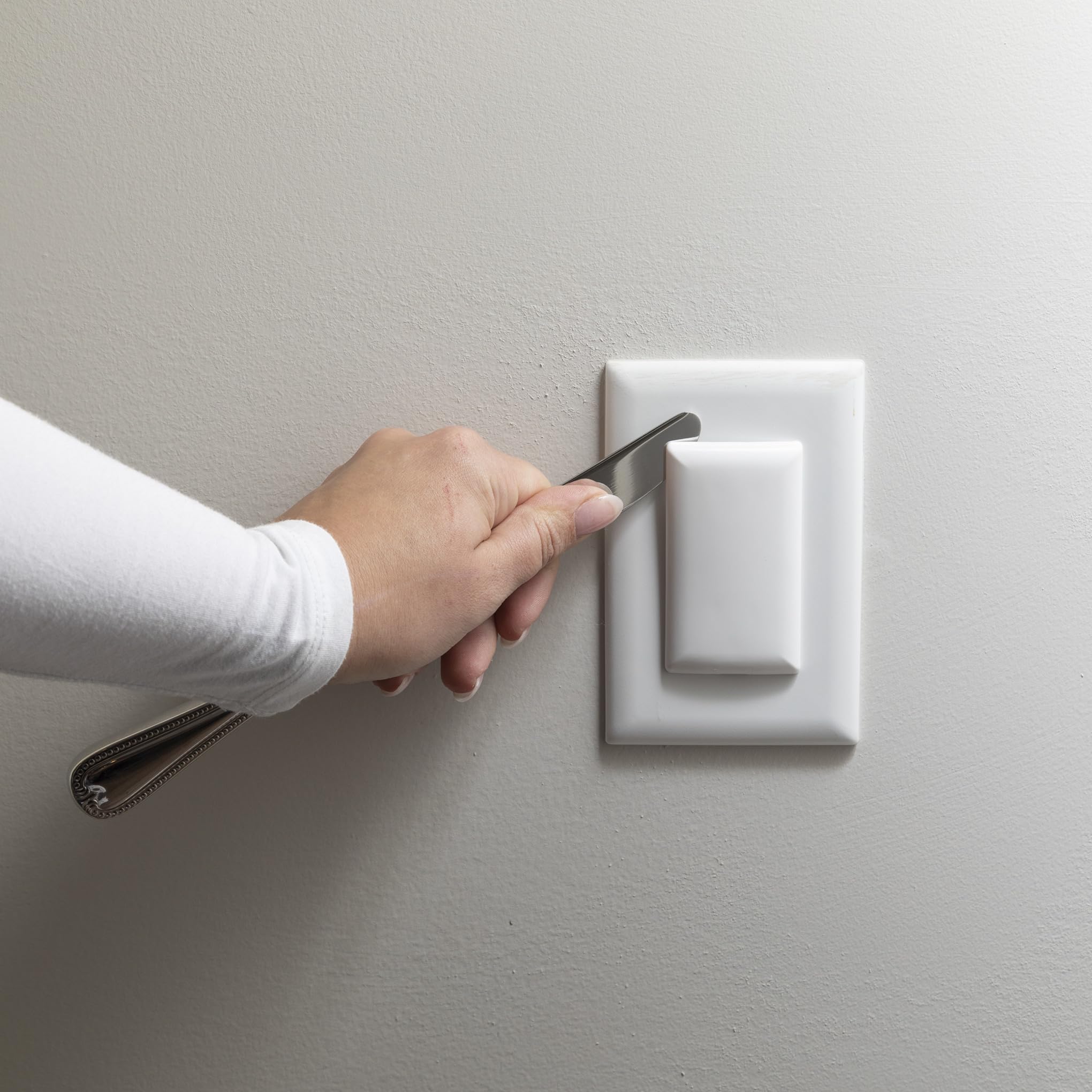 Qdos StayPut Double Outlet Plug Cover - One Plug Covers both Outlets! - Secure Fit and Beveled Edges Prevent Small Fingers from Removing Unlike Inferior Products| Fits All Outlets | 6 pack | White