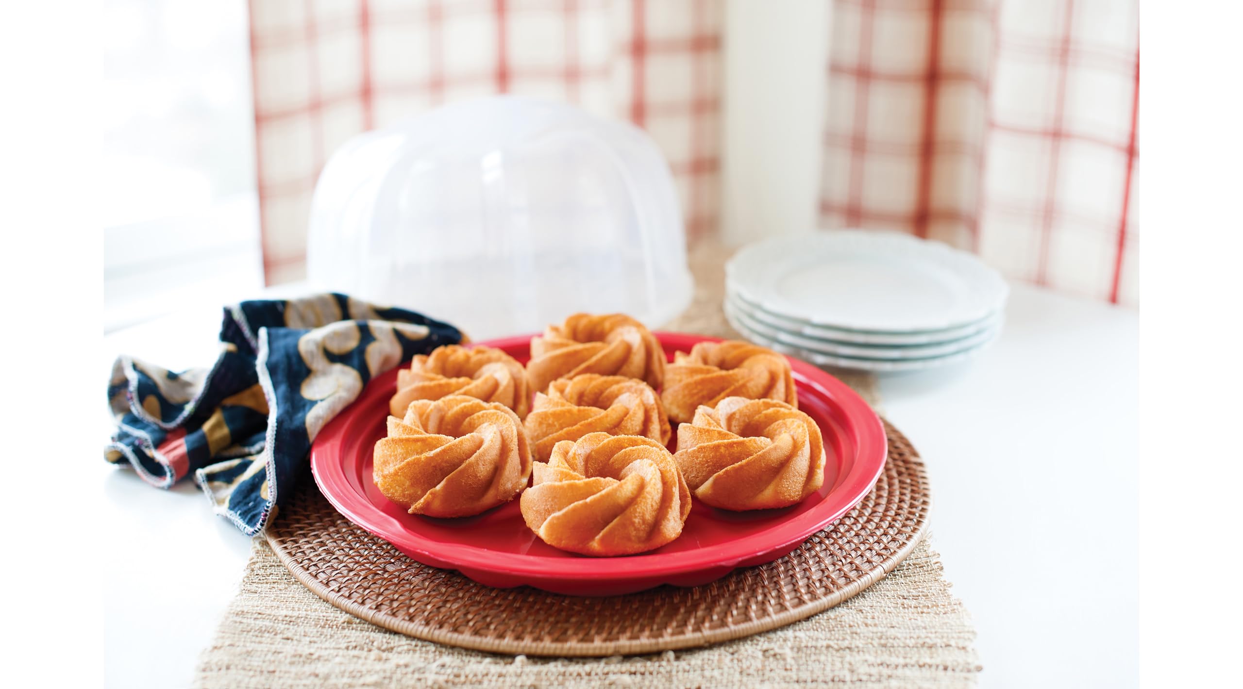 Nordic Ware Bundt Cake Keeper, Plastic, 13 in L X 12 in W X 7 in H, Red