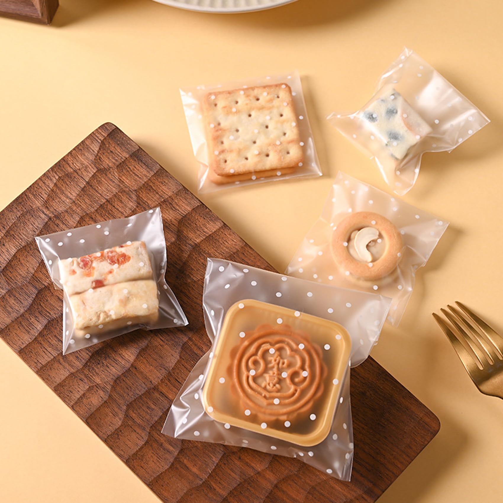 Self Sealing Cellophane Bags,200 Pcs Clear Cookie Bags Resealable Cellophane Bag for Packaging Packaging Bakery,Gifts,Favors, (4"x4")