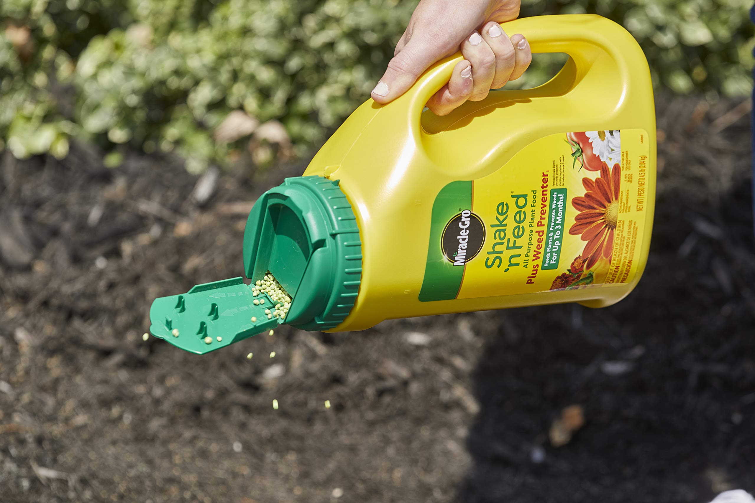 Miracle-Gro 1038361 Shake 'N Feed All Purpose Plant Food Plus Weed Preventer1, 4.5 lb