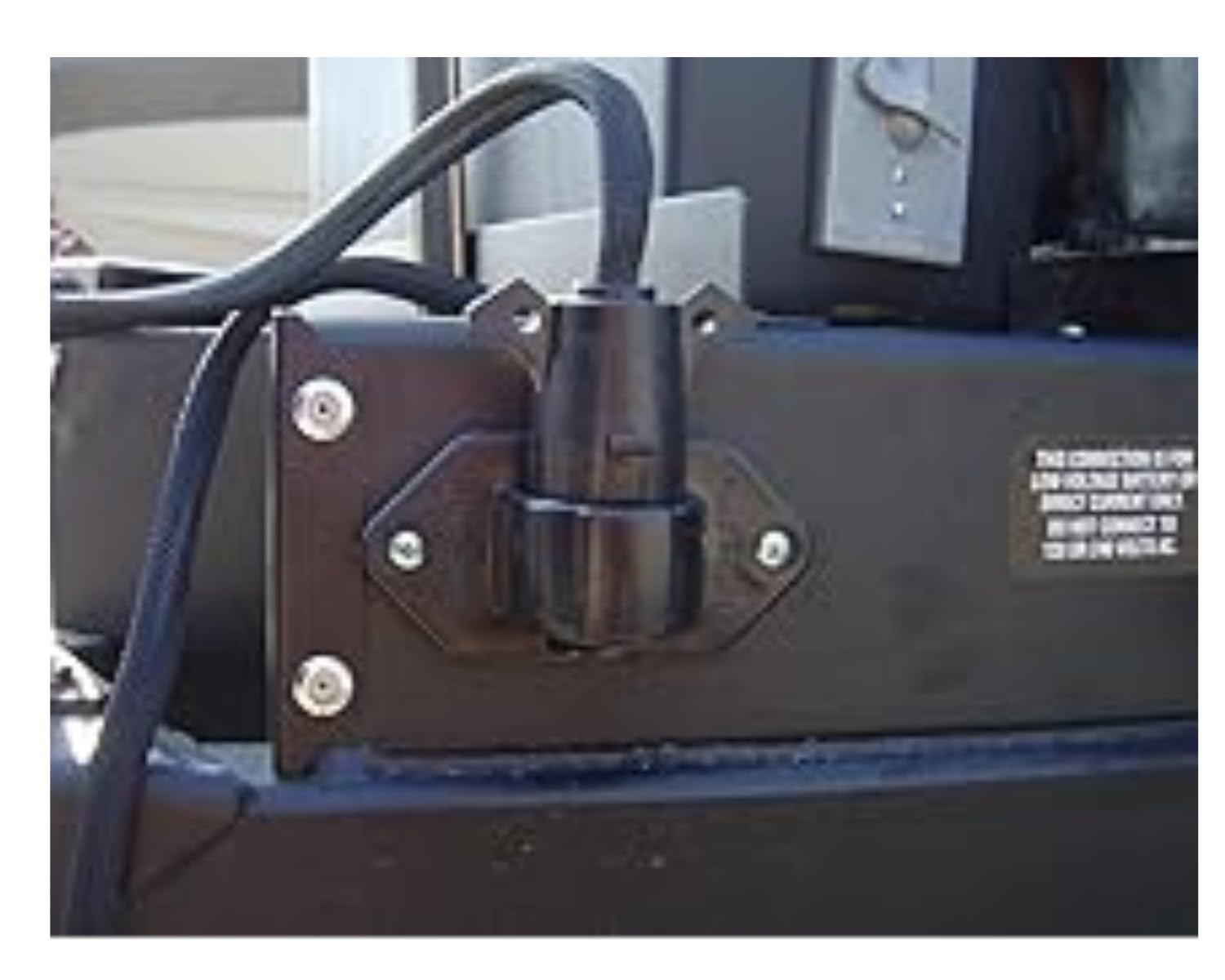 Tri-Lynx 8200B Lynx Stay-Put Plug Holder, Black
