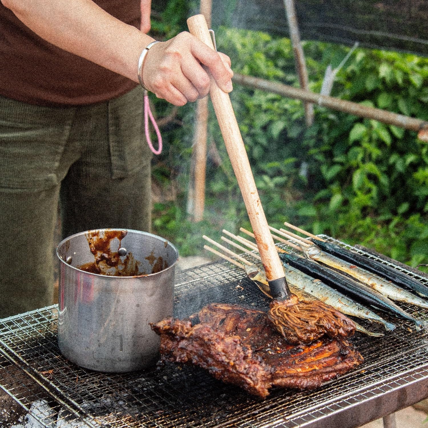 BBQ Sauce Pot and Basting Brush Set, 61 oz Stainless Steel Sauce Pan & Basting Mop Brush, Gifts for Griller, with 2Pcs Wooden Long Handle Barbecue Sauce Mops & 2Pcs Replacements