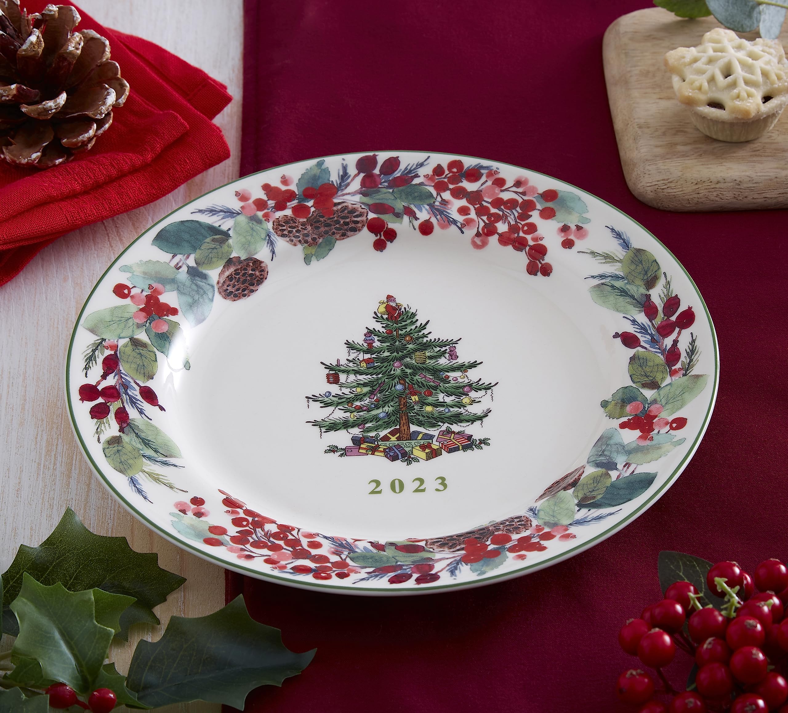 Spode Christmas Tree Collector's Plate, 8-Inch Porcelain Dinner & Appetizer Plate, Holiday-Themed Serving Plate, Microwave & Dishwasher Safe, Festive Collectible Seasonal Dining Plate