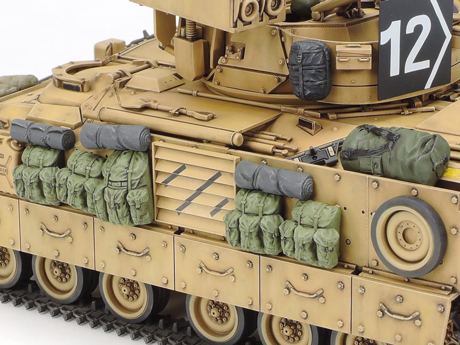 TAMIYA 35264 Desert Storm 1: 35 U.S. M2 A2 Bradley IFV (2)